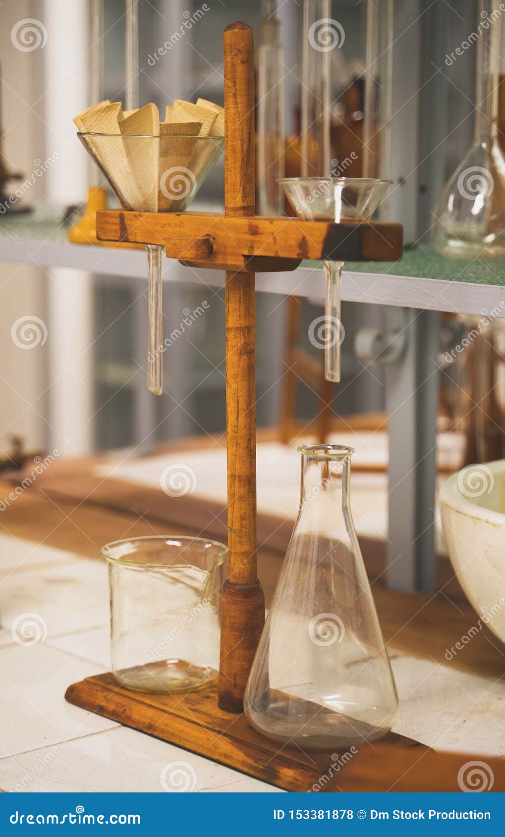 Gamla flaskor arkivfoto. Bild av apotekare, farmaceutiskt - 153381878