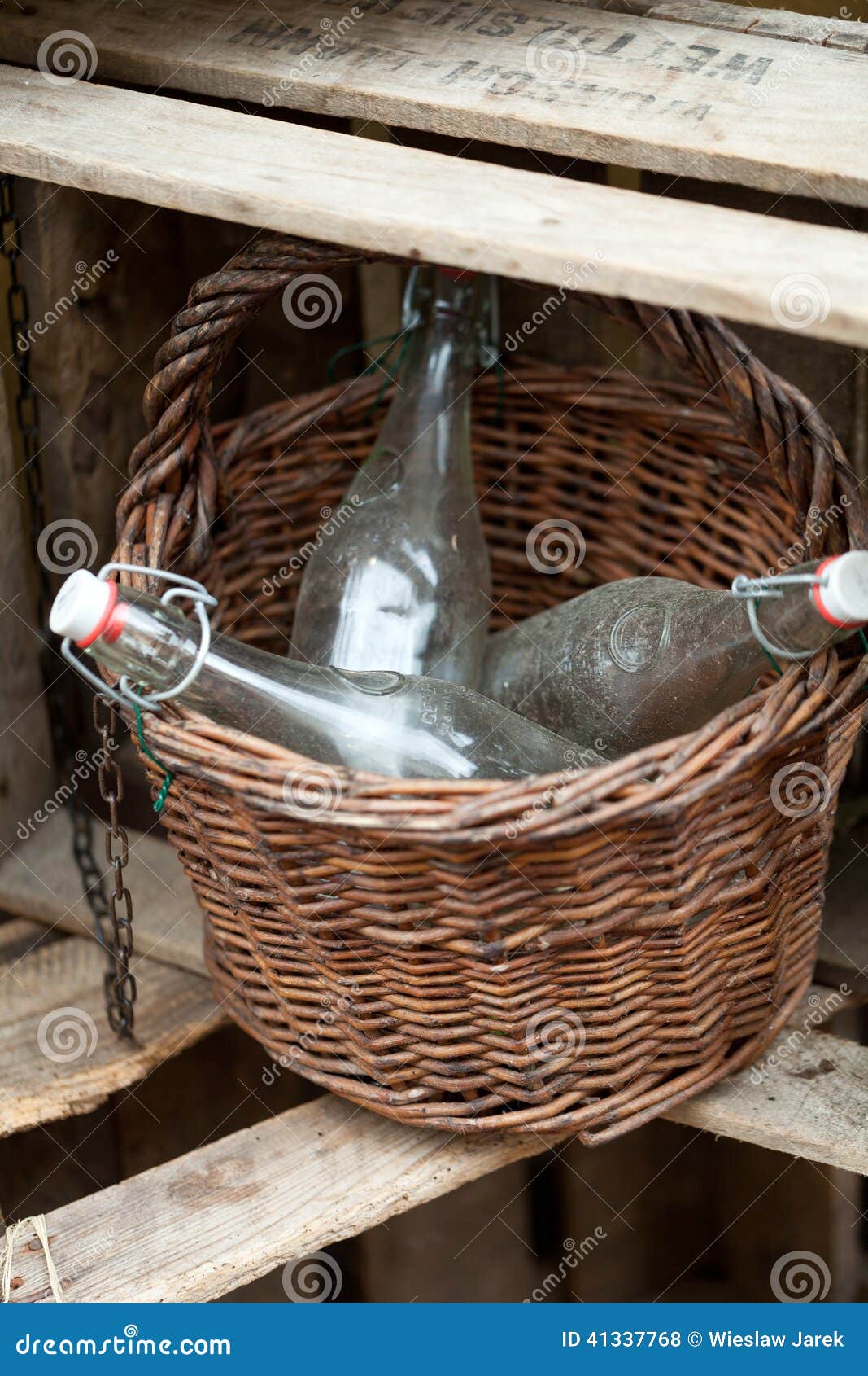 Gamla flaskor i korgen arkivfoto. Bild av alkohol, flytande - 41337768