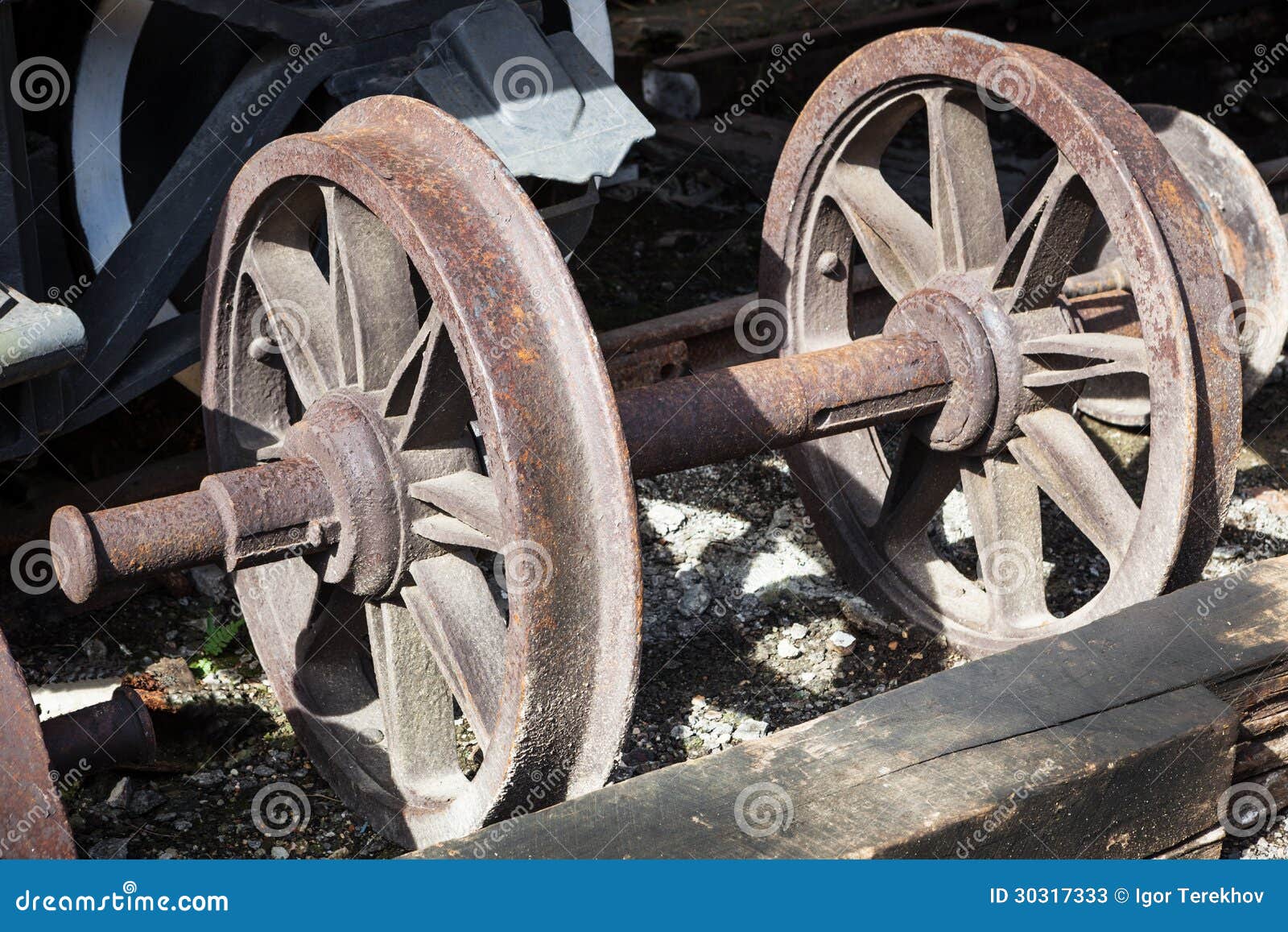 Gamla hjul fotografering för bildbyråer. Bild av metall - 30317333