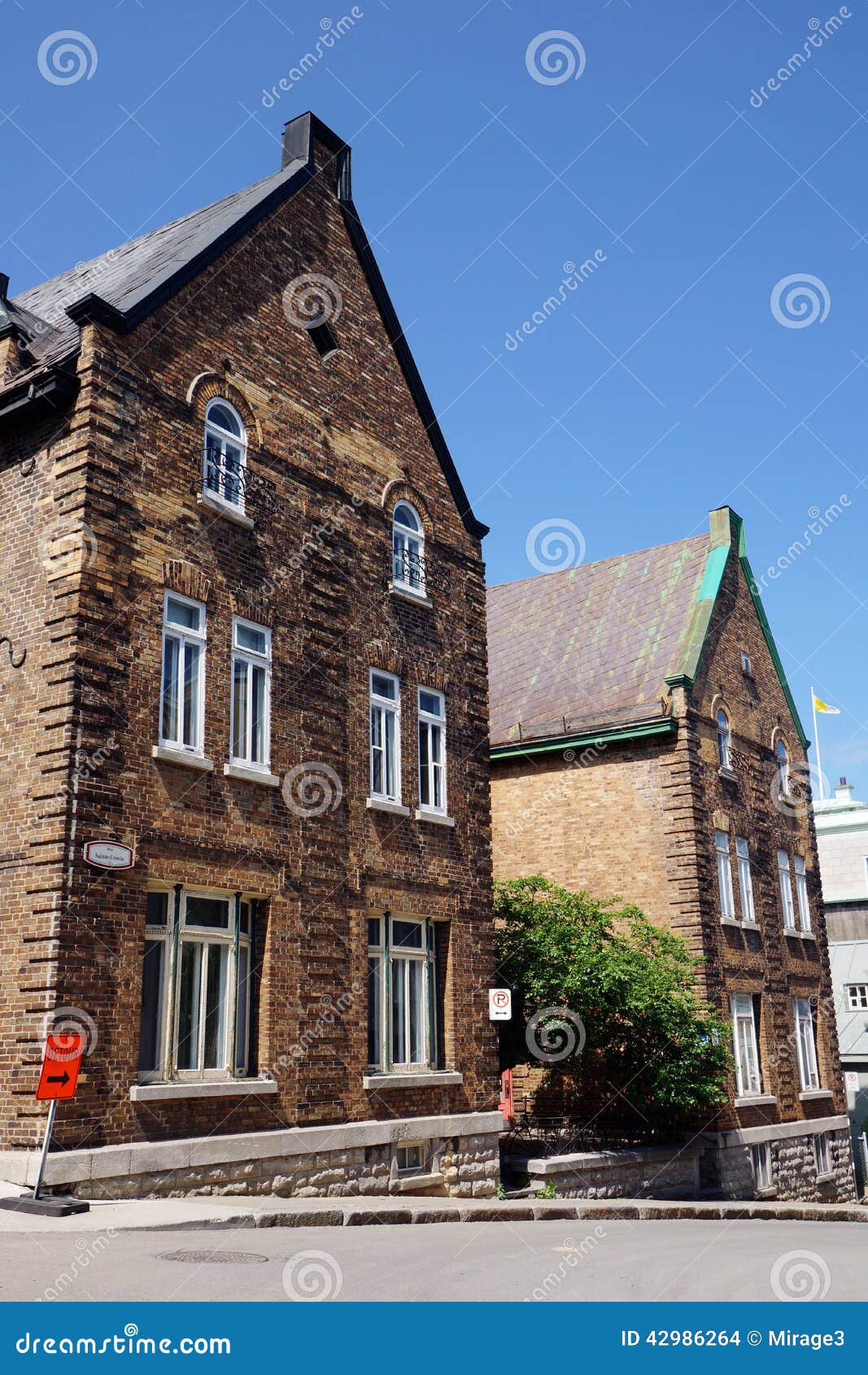 Gamla hus i Quebec arkivfoto. Bild av arkitektur, amerika - 42986264