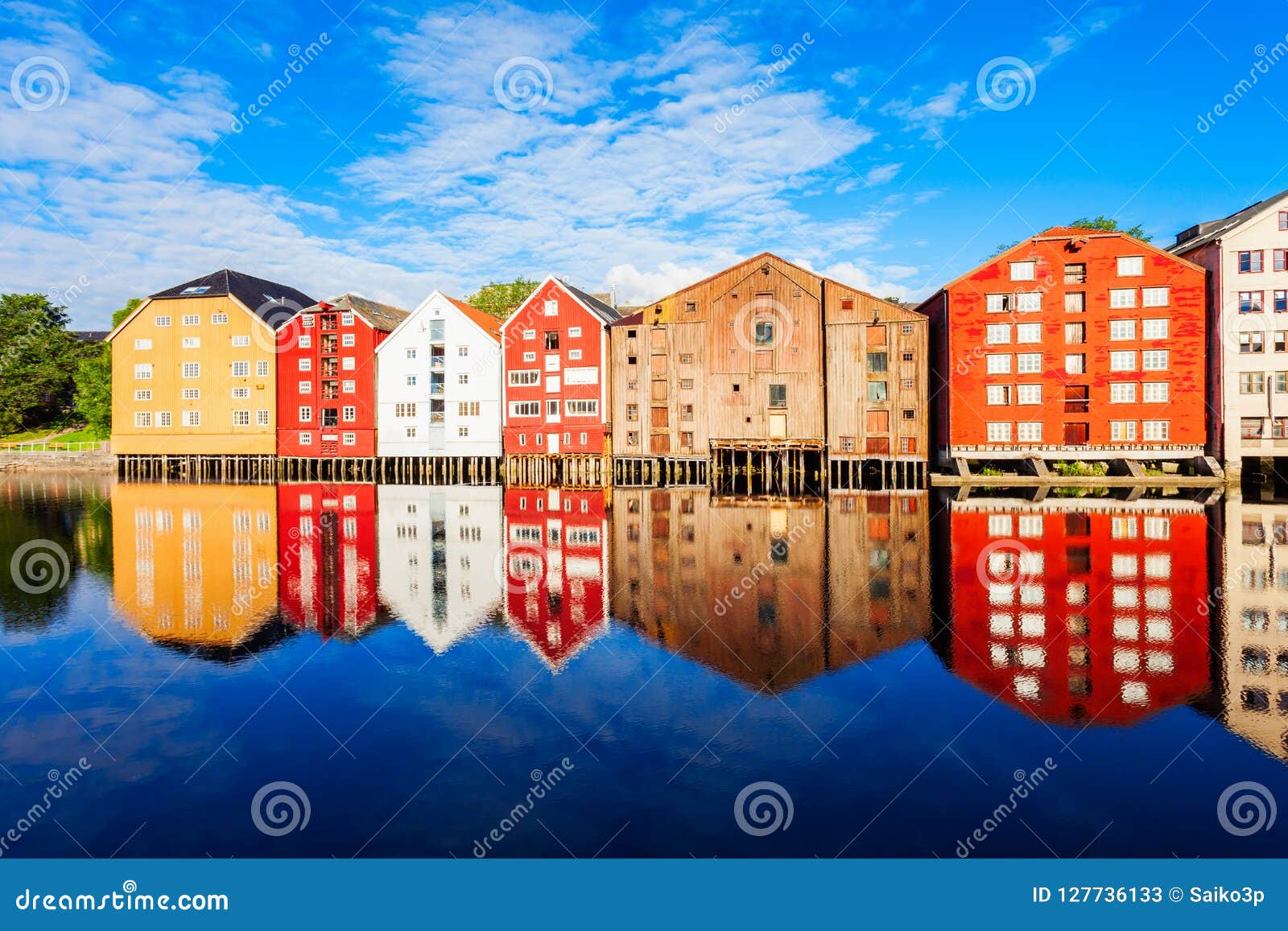 Gamla hus i Trondheim fotografering för bildbyråer. Bild av fjord ...