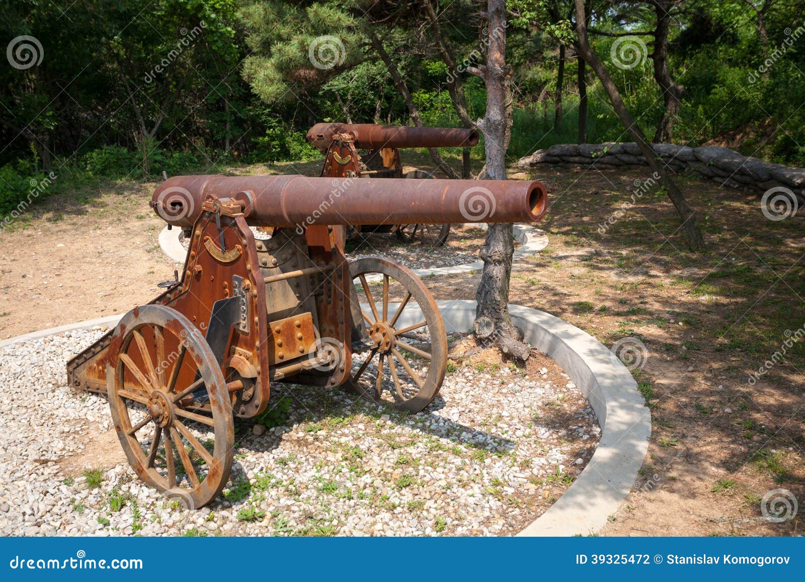 Gamla Ryska Kanoner På Hjul Arkivfoto - Bild av sten, landmärke: 39325472
