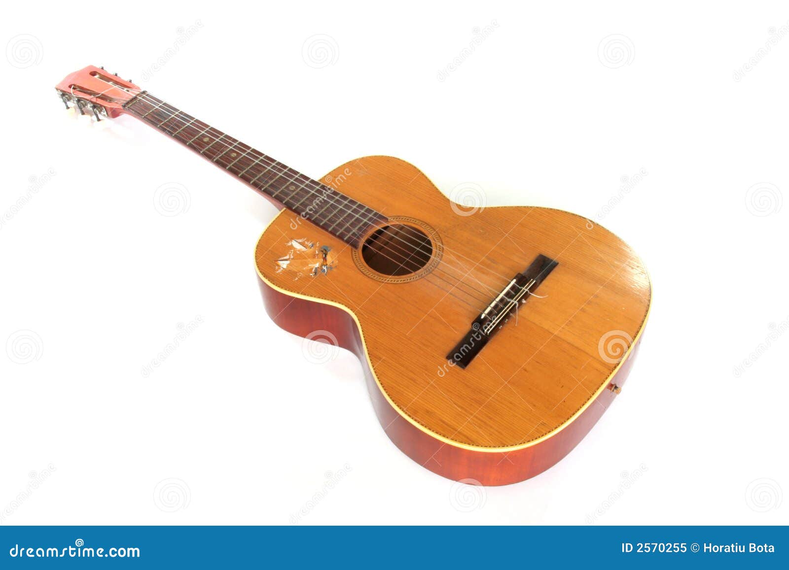 Gammal akustisk gitarr fotografering för bildbyråer. Bild av signal ...