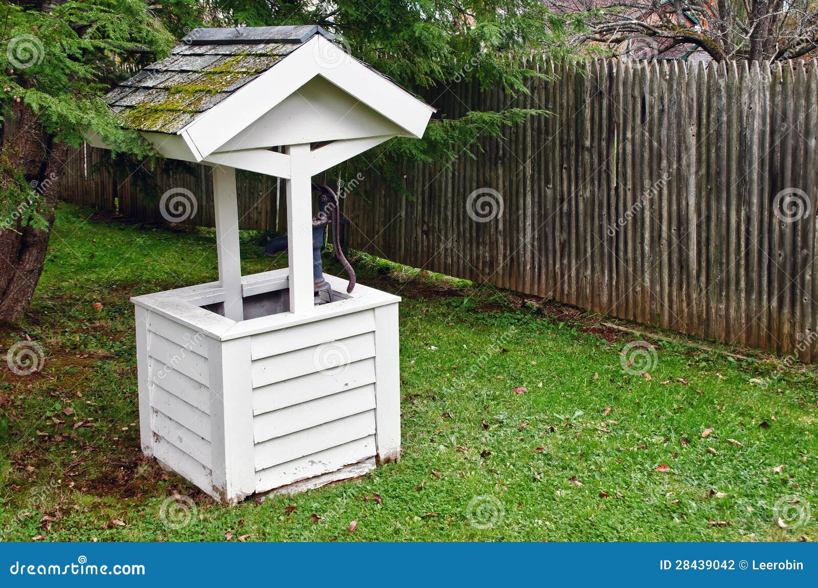 Gammal brunn arkivfoto. Bild av pump, träd, trä, lantligt - 28439042