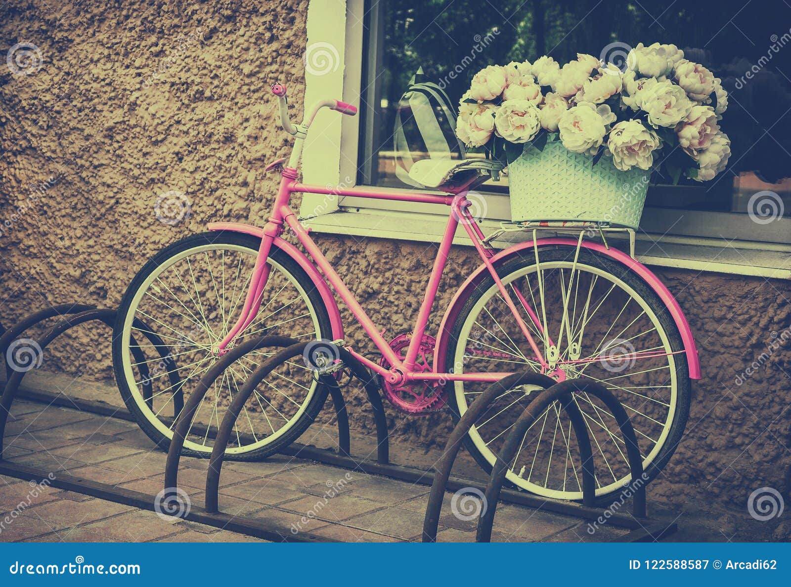 Gammal cykel fotografering för bildbyråer. Bild av blommor - 122588587