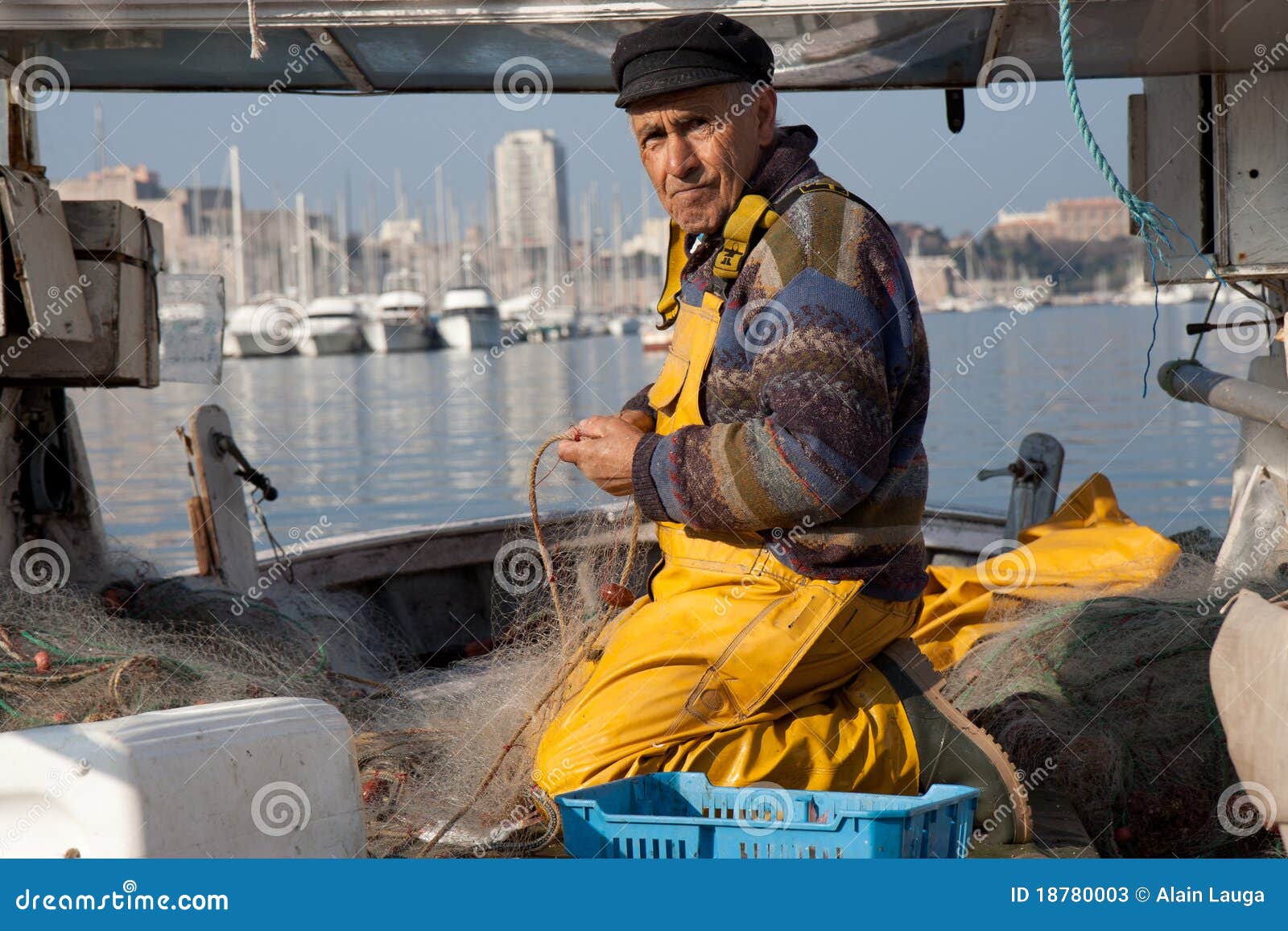 Gammal fiskare redaktionell arkivfoto. Bild av netto - 18780003