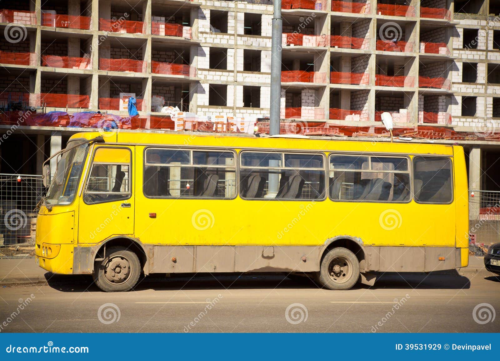 Gammal gul buss fotografering för bildbyråer. Bild av cement - 39531929