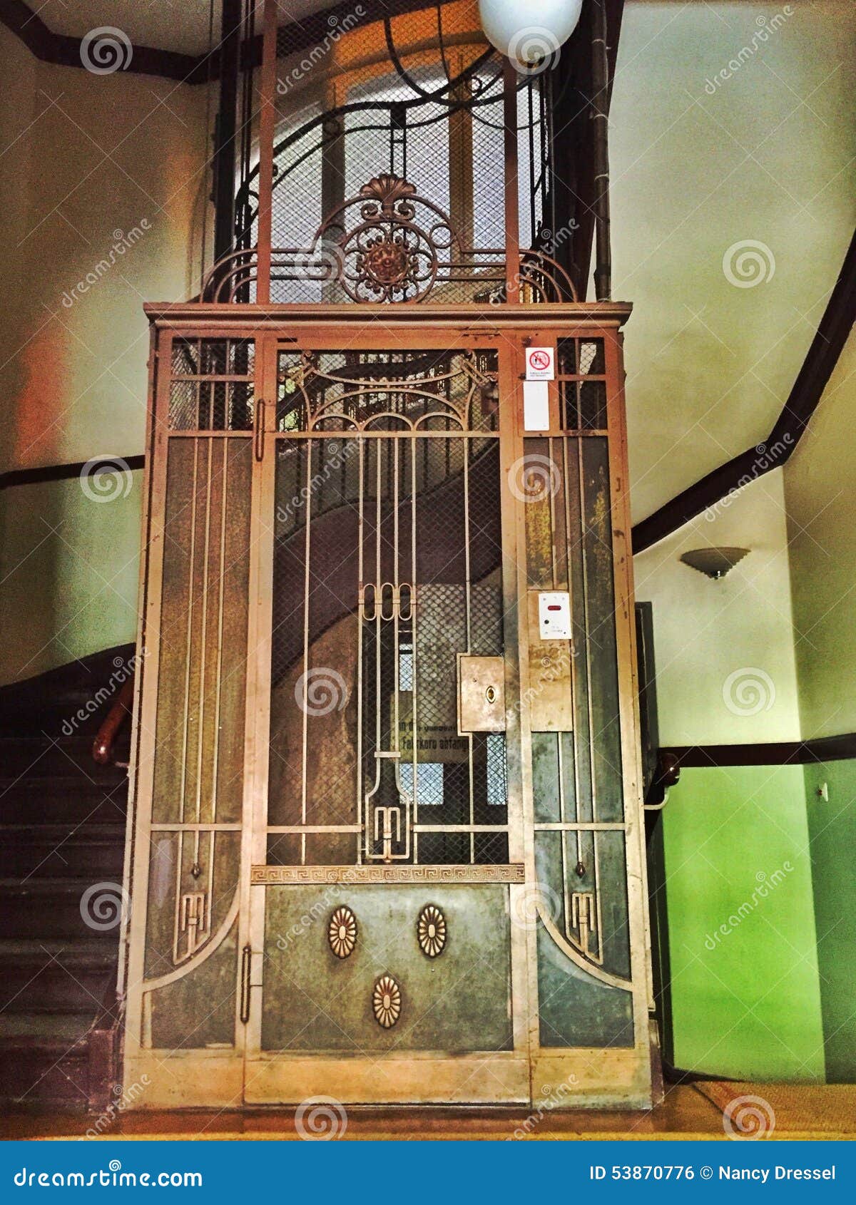 Gammal hiss redaktionell bild. Bild av trappa, gjort - 53870776