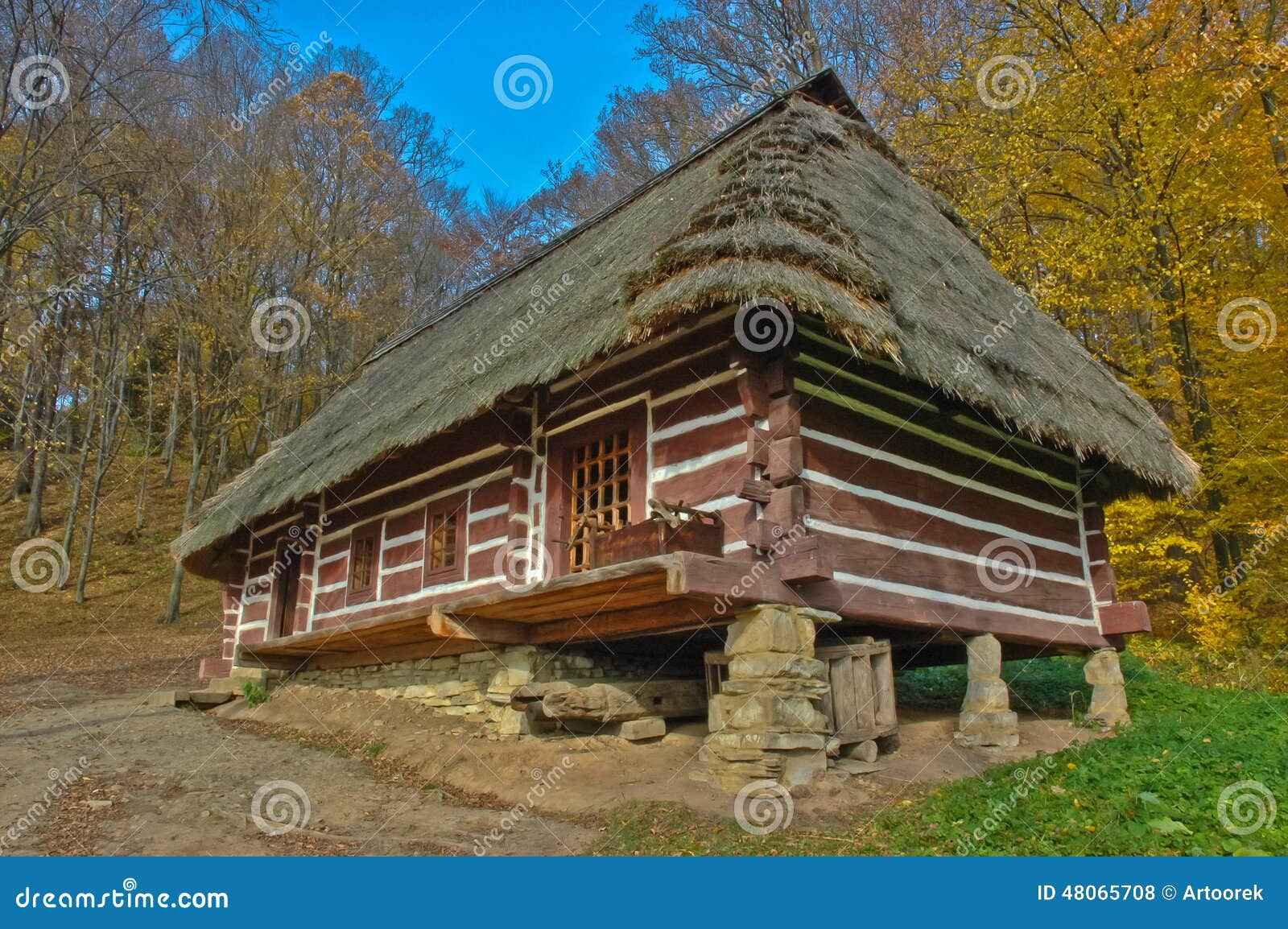 Gammal historisk stuga redaktionell arkivfoto. Bild av utställning ...