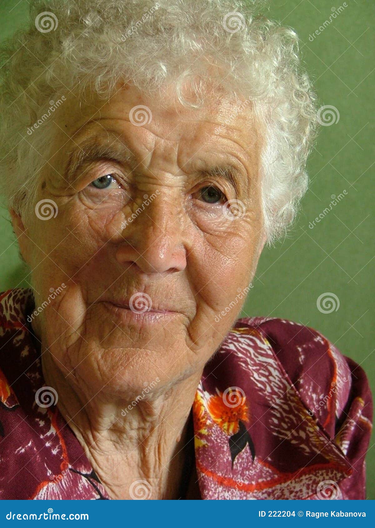 Gammal kvinna arkivfoto. Bild av torso, ageisten, ensamt - 222204