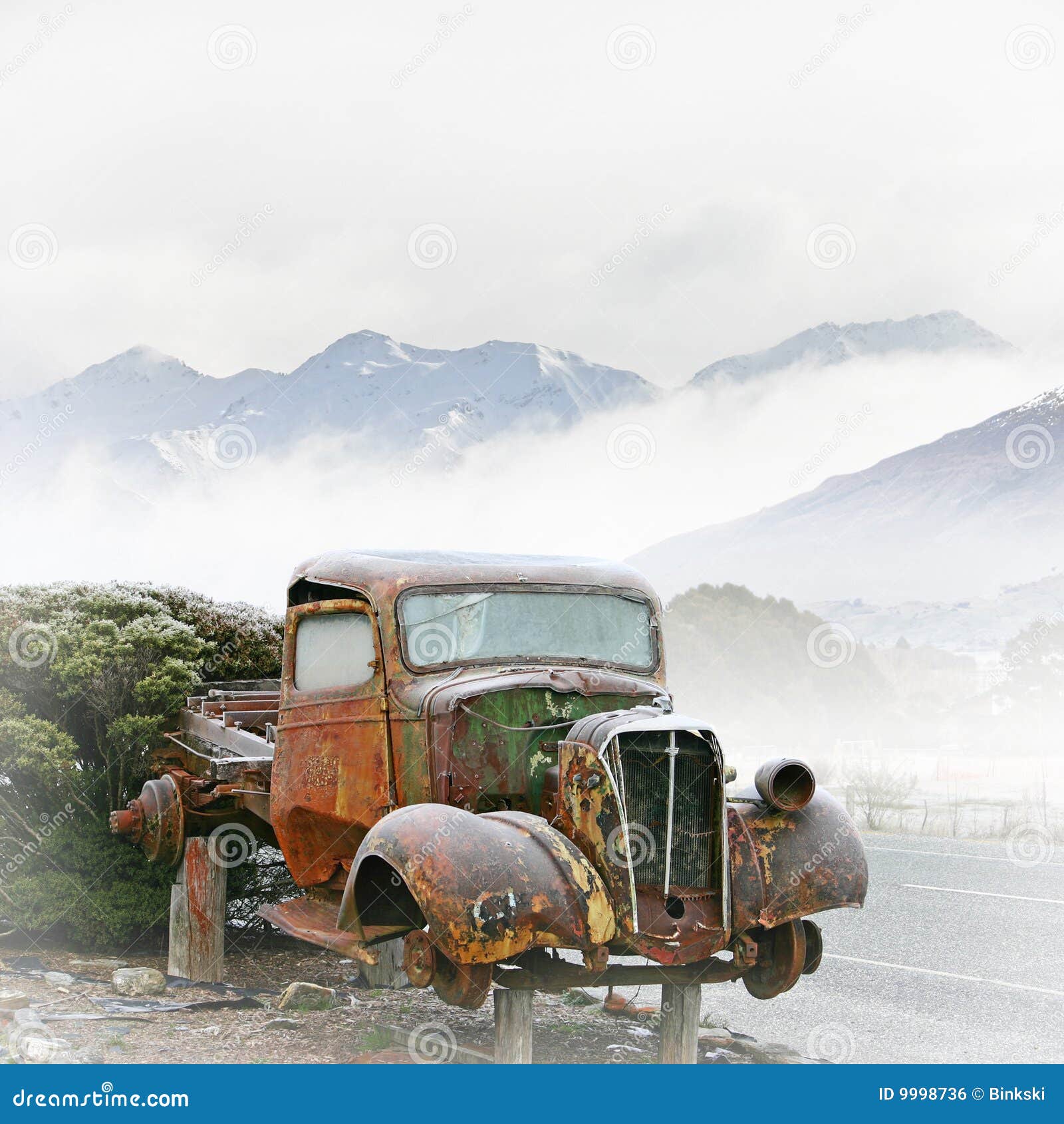 Gammal lastbil arkivfoto. Bild av bruten, lastbil, kallt - 9998736
