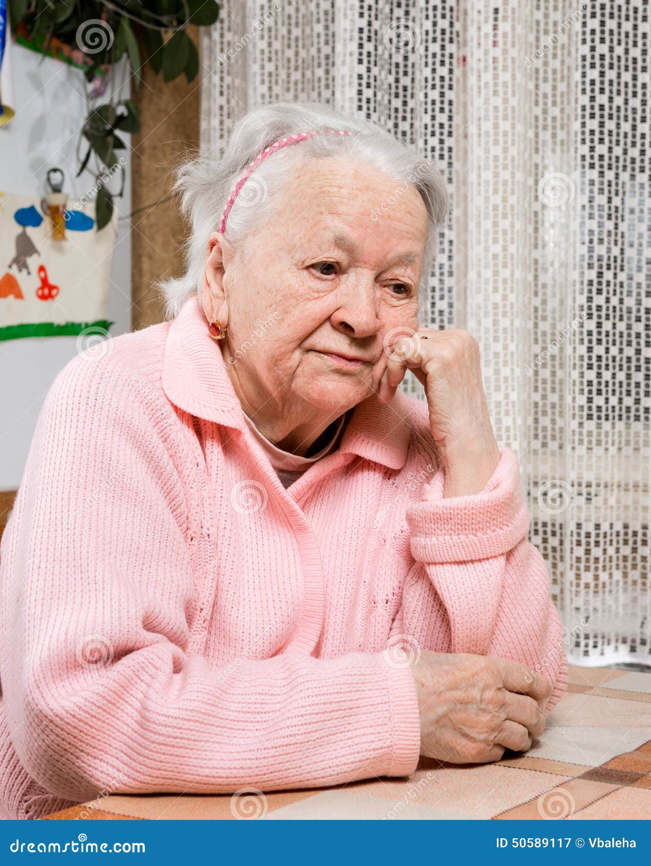 Gammal ledsen kvinna fotografering för bildbyråer. Bild av huvud - 50589117