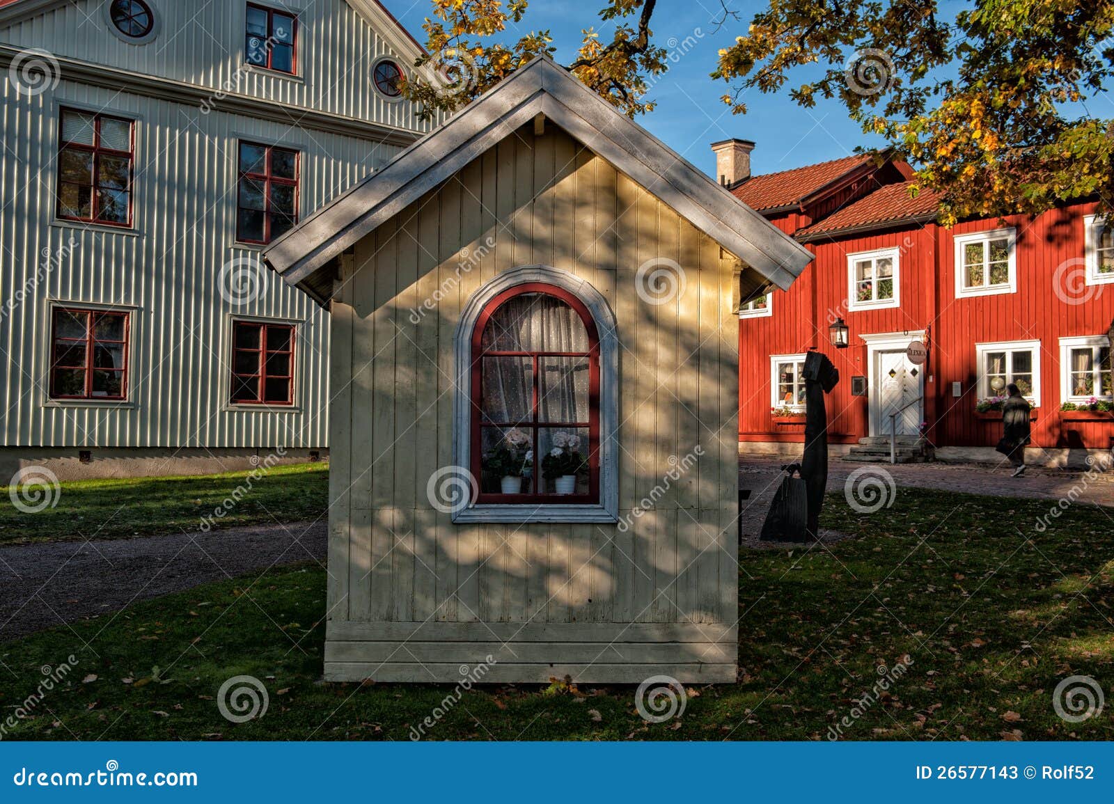 Gammal liten stuga redaktionell arkivfoto. Bild av bygger - 26577143