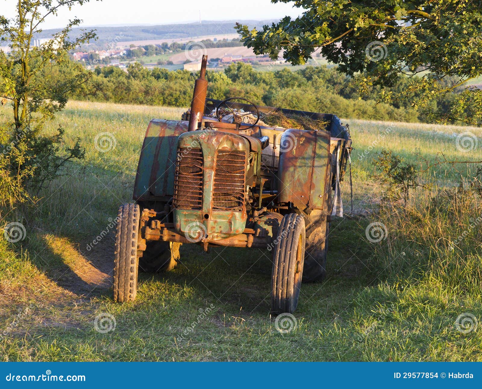 Gammal liten traktor arkivfoto. Bild av gräs, funktionellt - 29577854