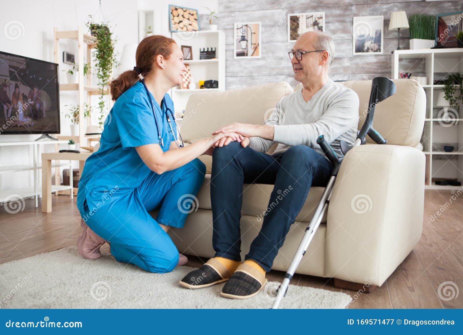 Gammal Man Med Glasögon Som Sitter På Soffan I Sjuksköterskerum