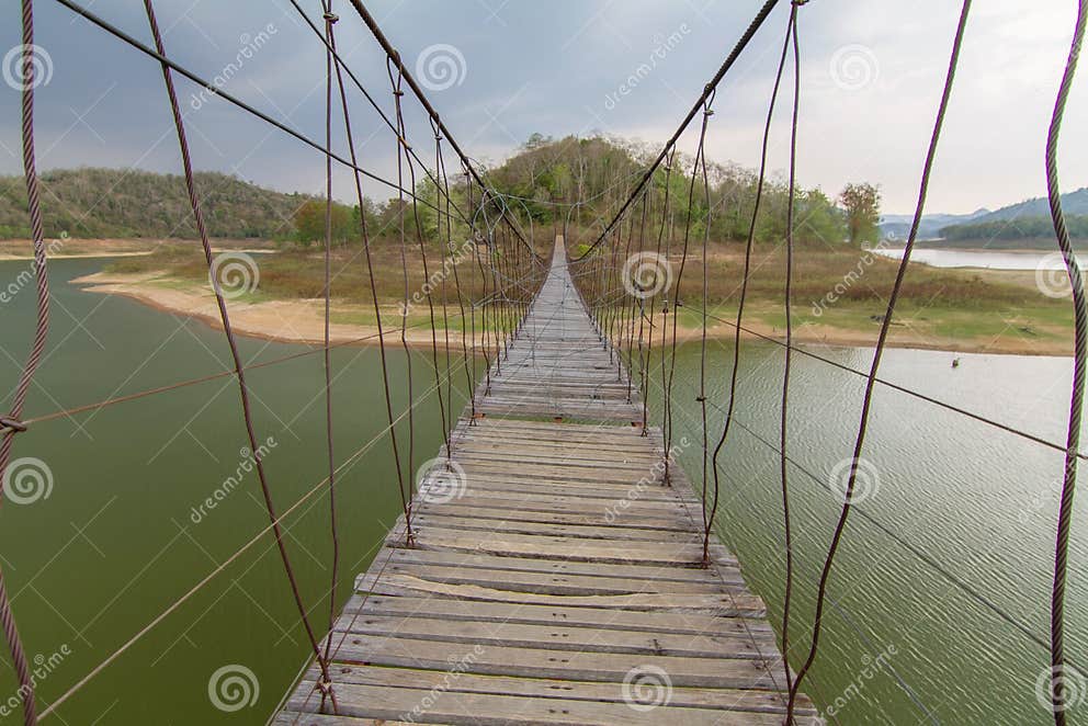 Gammal repbro arkivfoto. Bild av gammalt, kabel, skog - 70283202