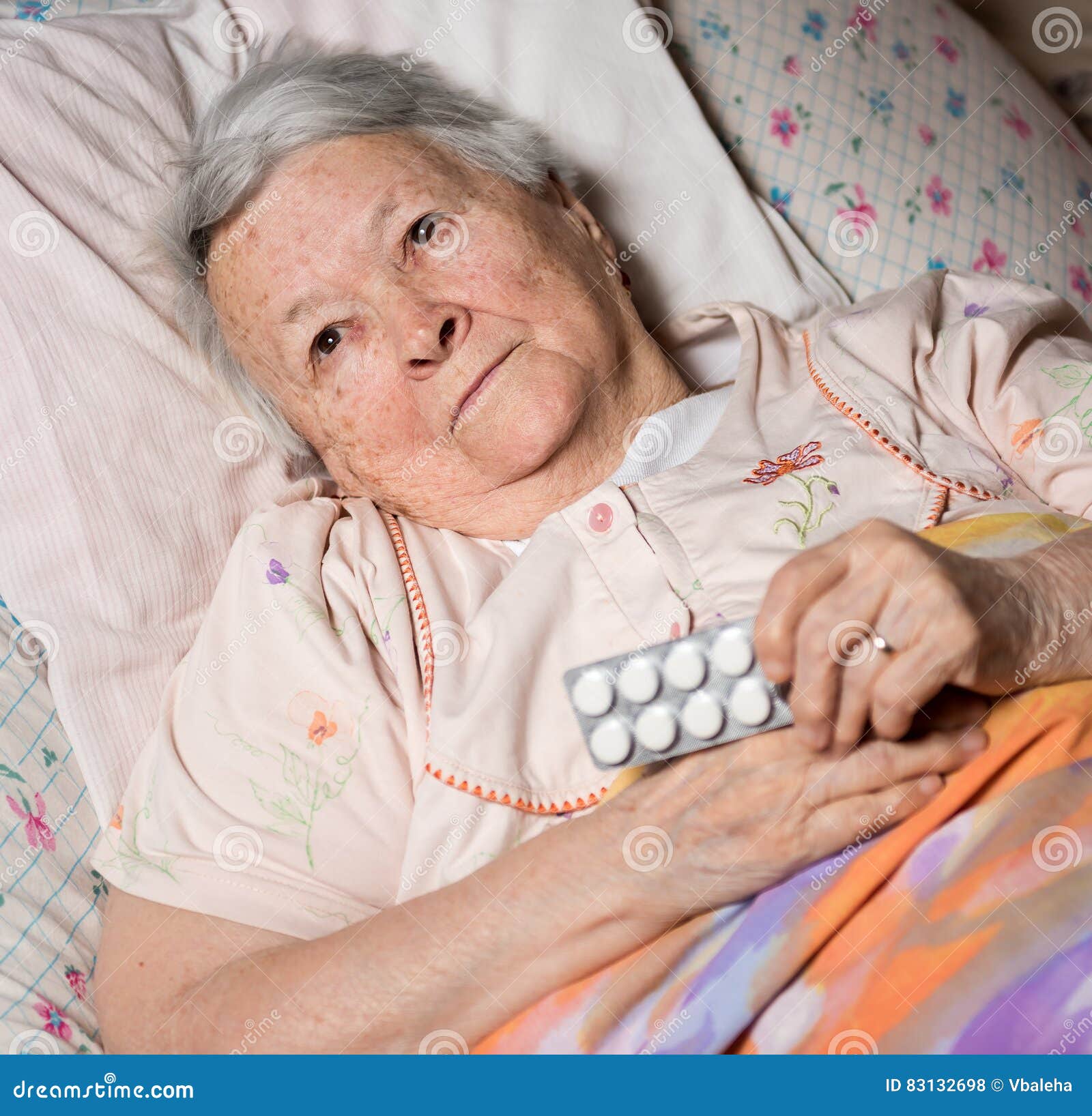 Gammal sjuk kvinna arkivfoto. Bild av äldre, sjuka, moget - 83132698