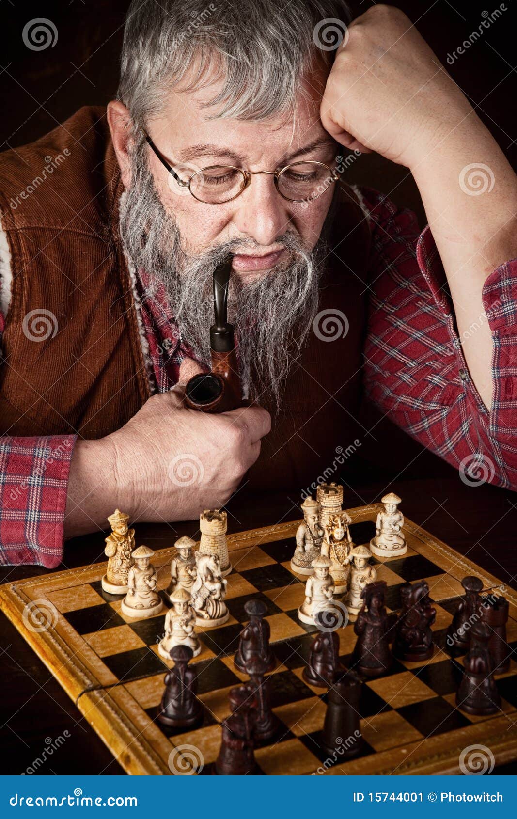 Gammal spelare för schack fotografering för bildbyråer. Bild av spelrum ...