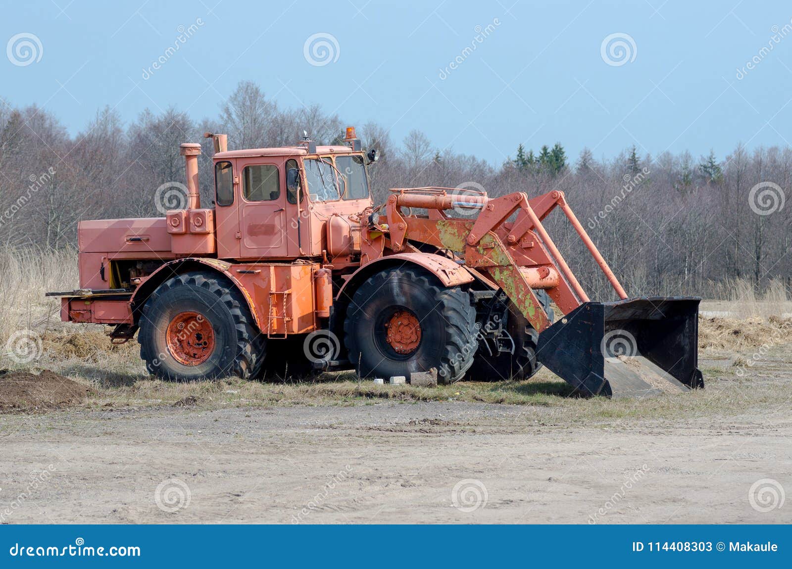 Gammal stor traktor fotografering för bildbyråer. Bild av gummihjul ...