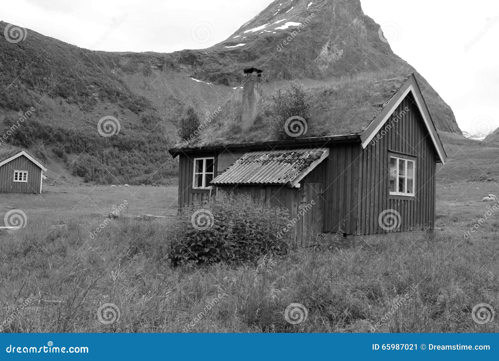 Gammal stuga fotografering för bildbyråer. Bild av vitt - 65987021