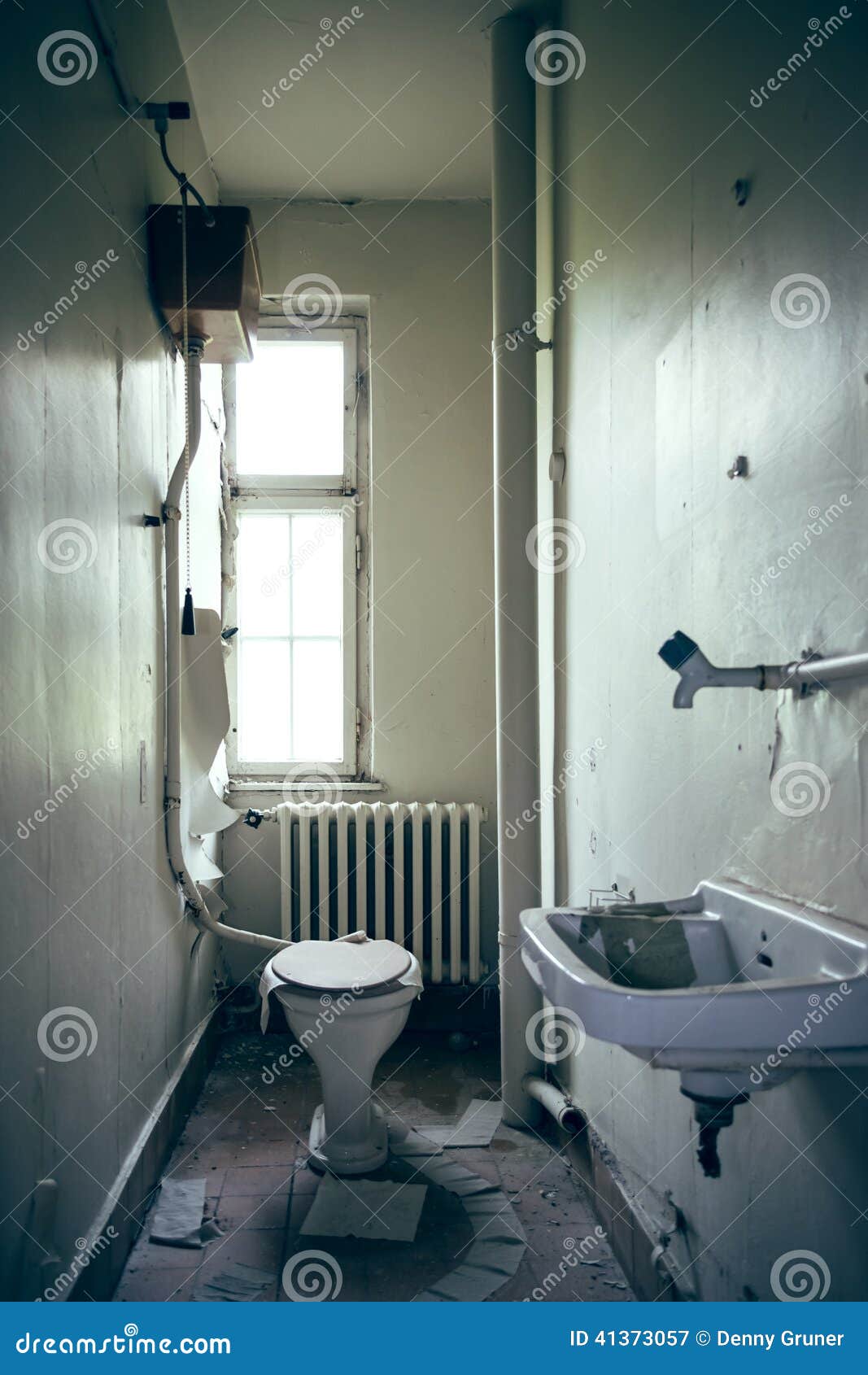 Gammal toalett fotografering för bildbyråer. Bild av rør - 41373057