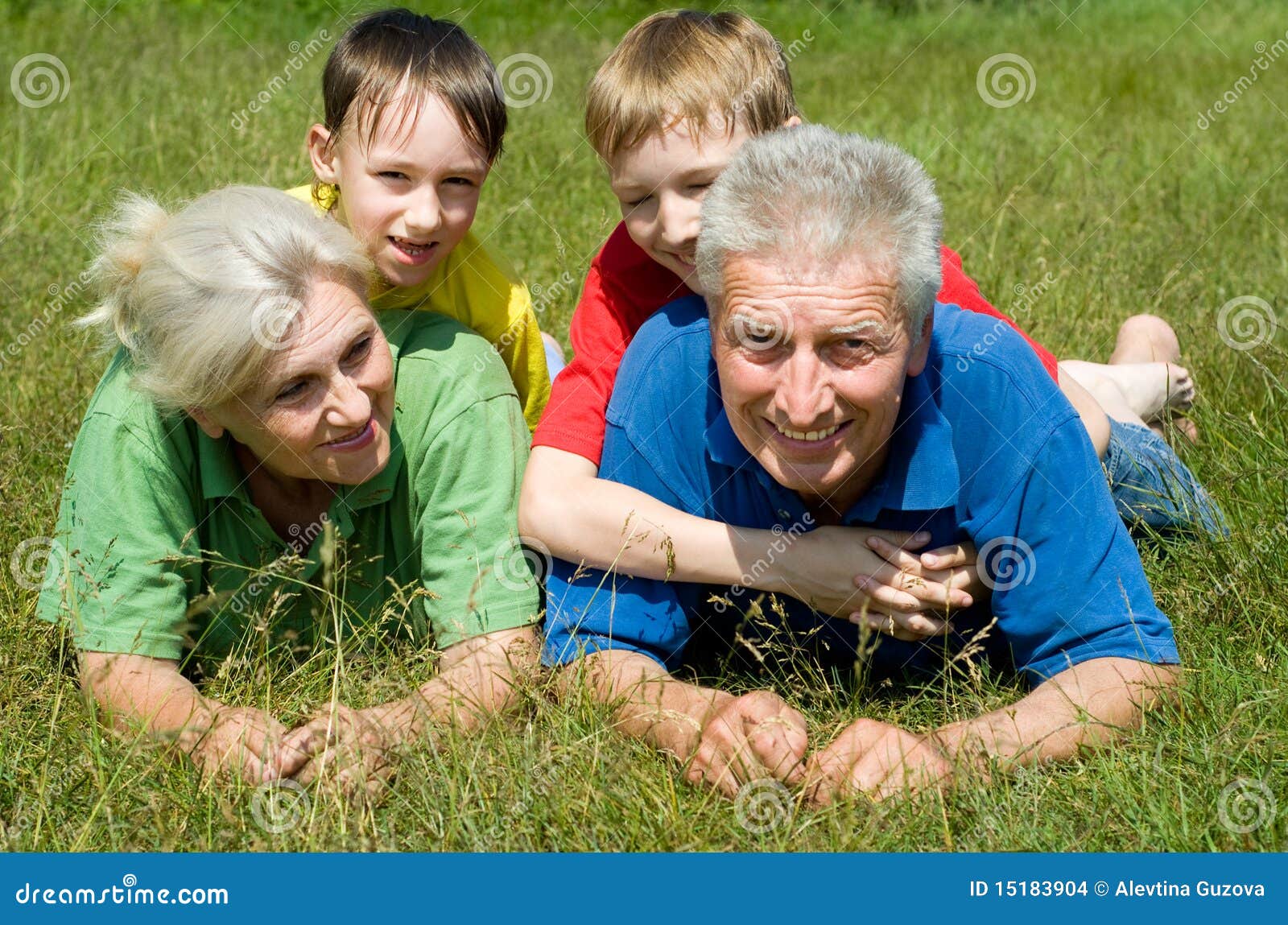 Gammalare Par Med Deras Barnbarn Arkivfoto - Bild av glädje, familj ...