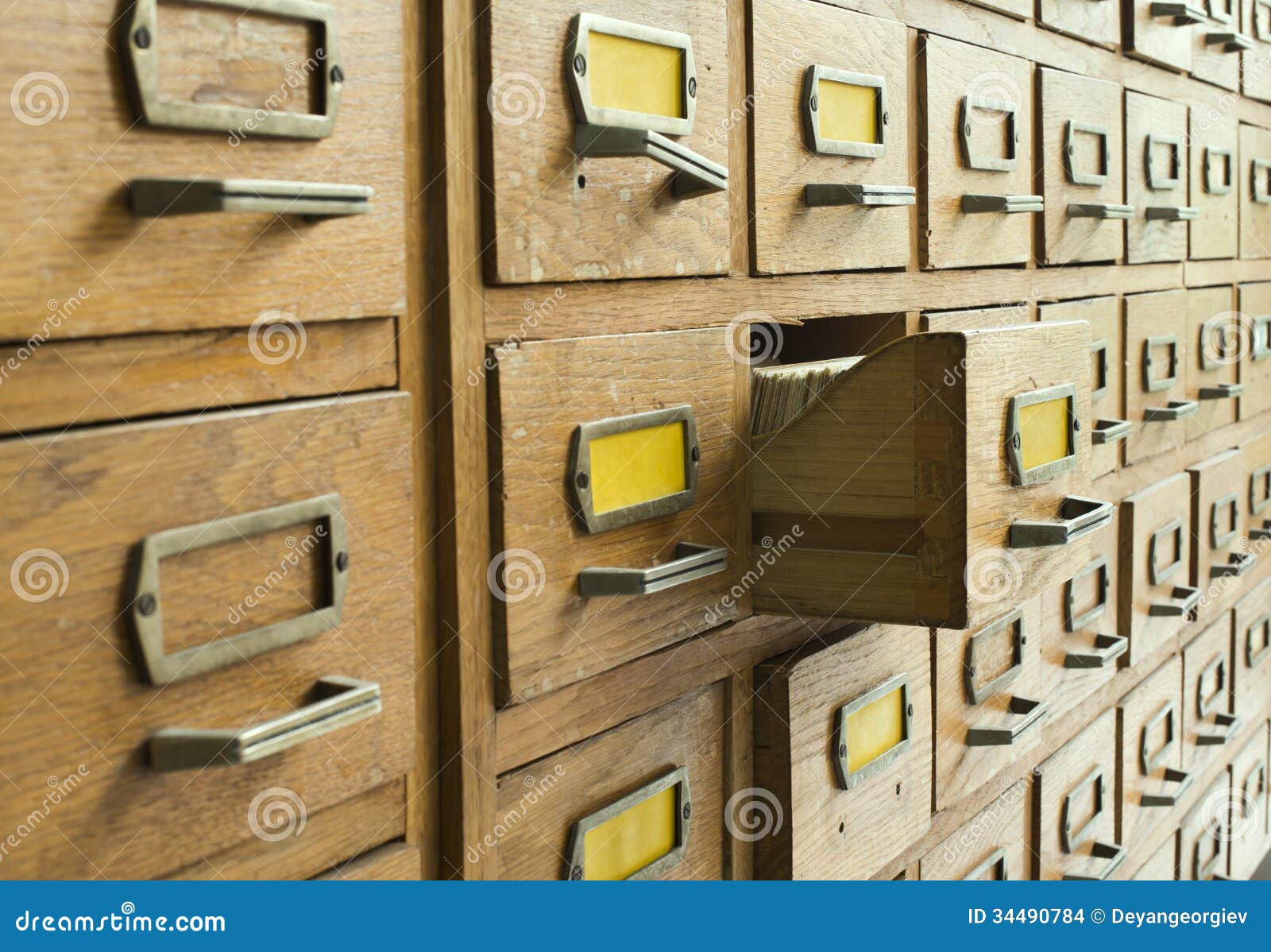 Gammalt arkiv med enheter arkivfoto. Bild av historia - 34490784