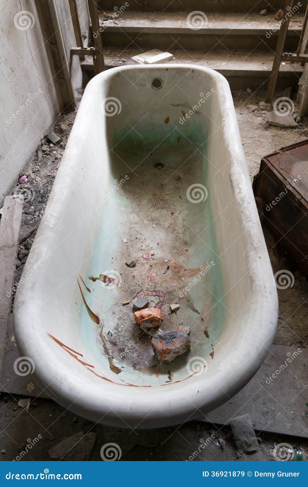 Gammalt badkar fotografering för bildbyråer. Bild av smutsigt - 36921879