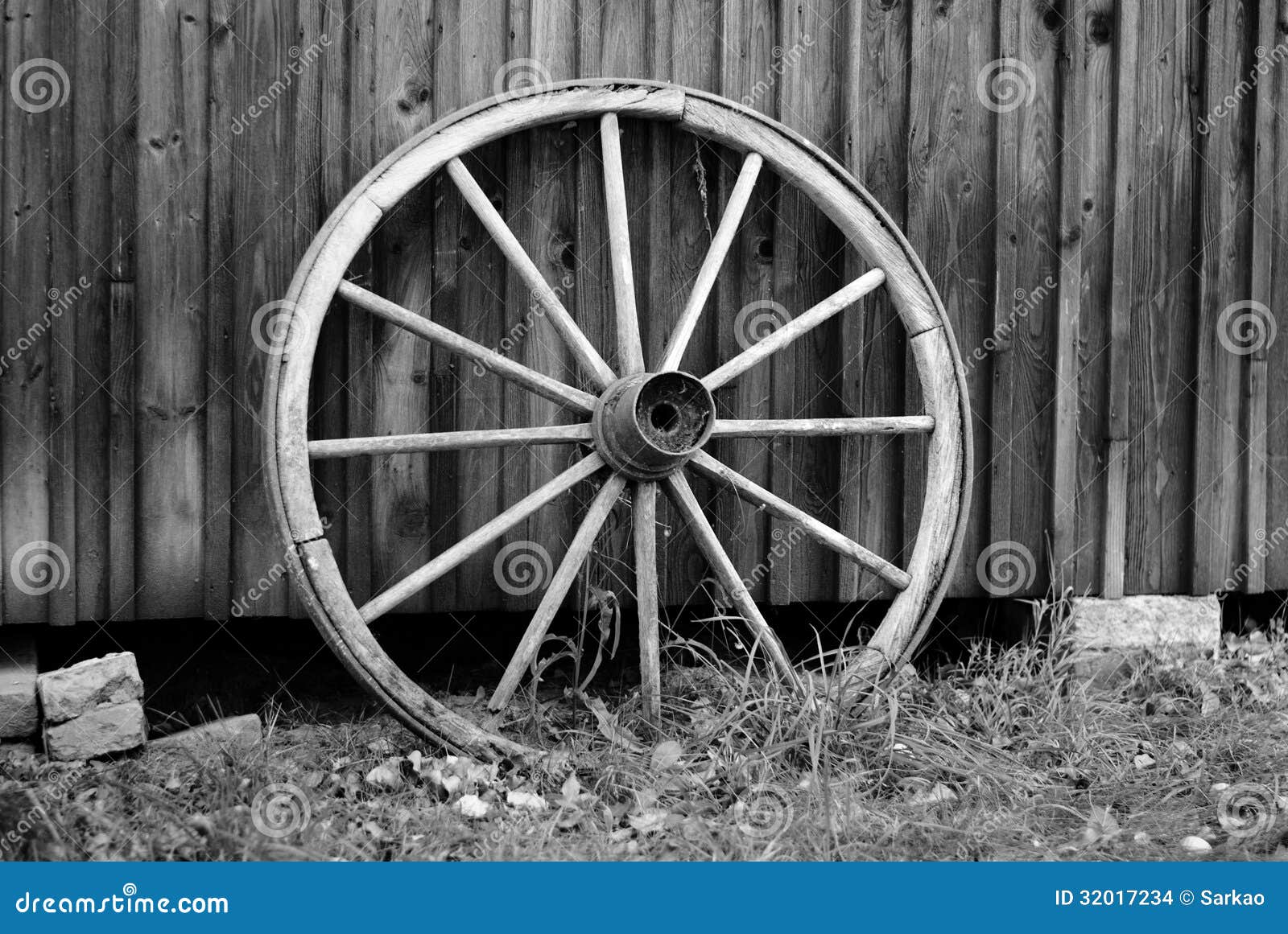 Gammalt hjul arkivfoto. Bild av bygd, vitt, trä, runt - 32017234