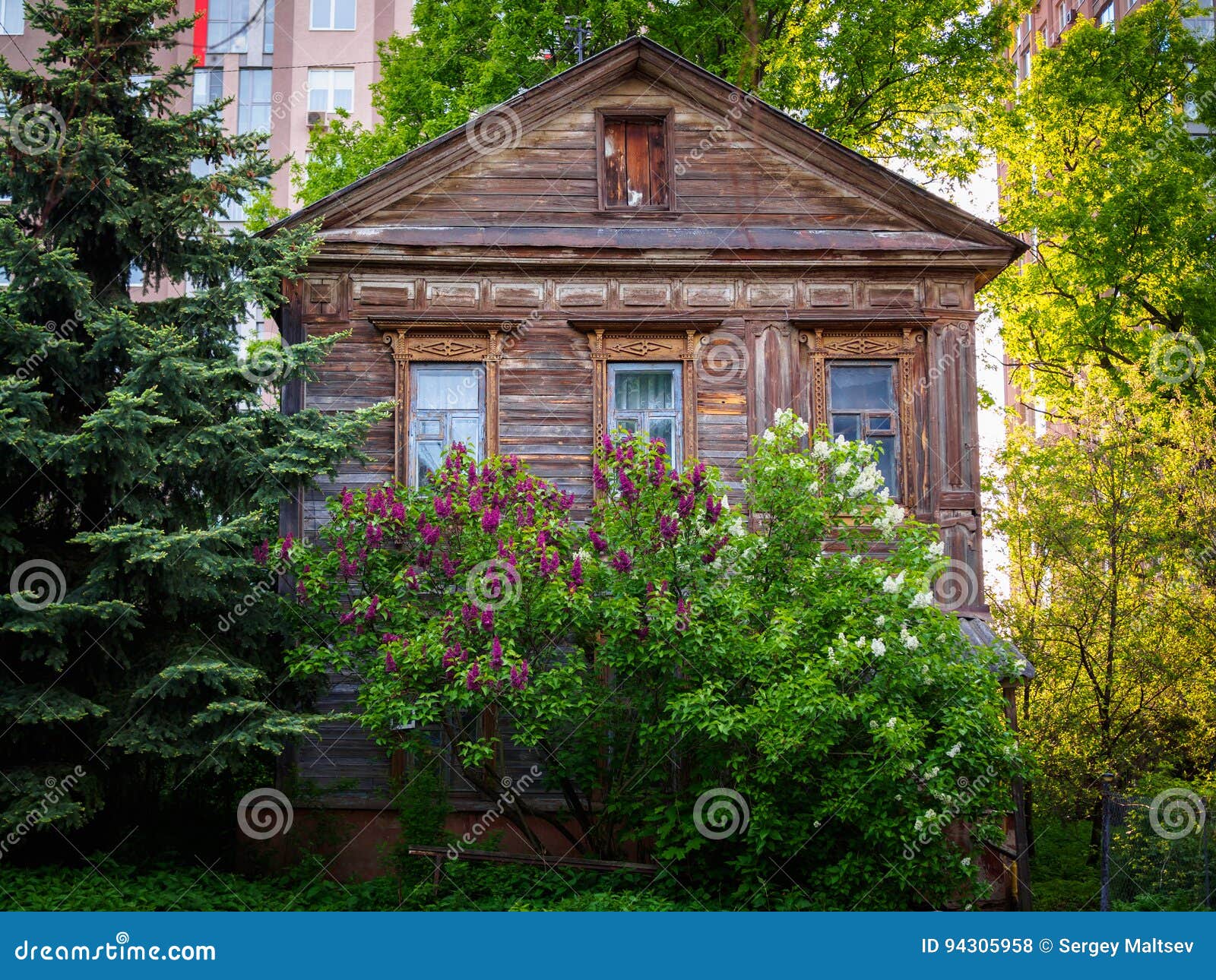 Gammalt hus arkivfoto. Bild av vegetation, fönster, novgorod - 94305958