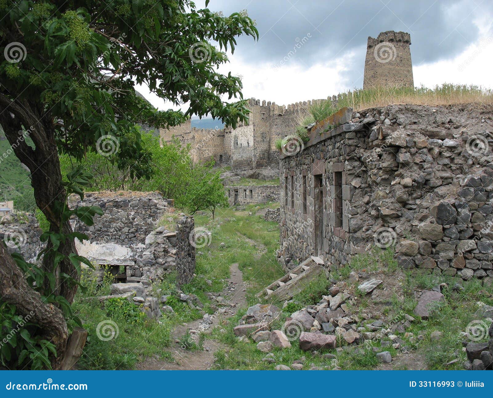 Gammalt stenhus fotografering för bildbyråer. Bild av fördärvar - 33116993