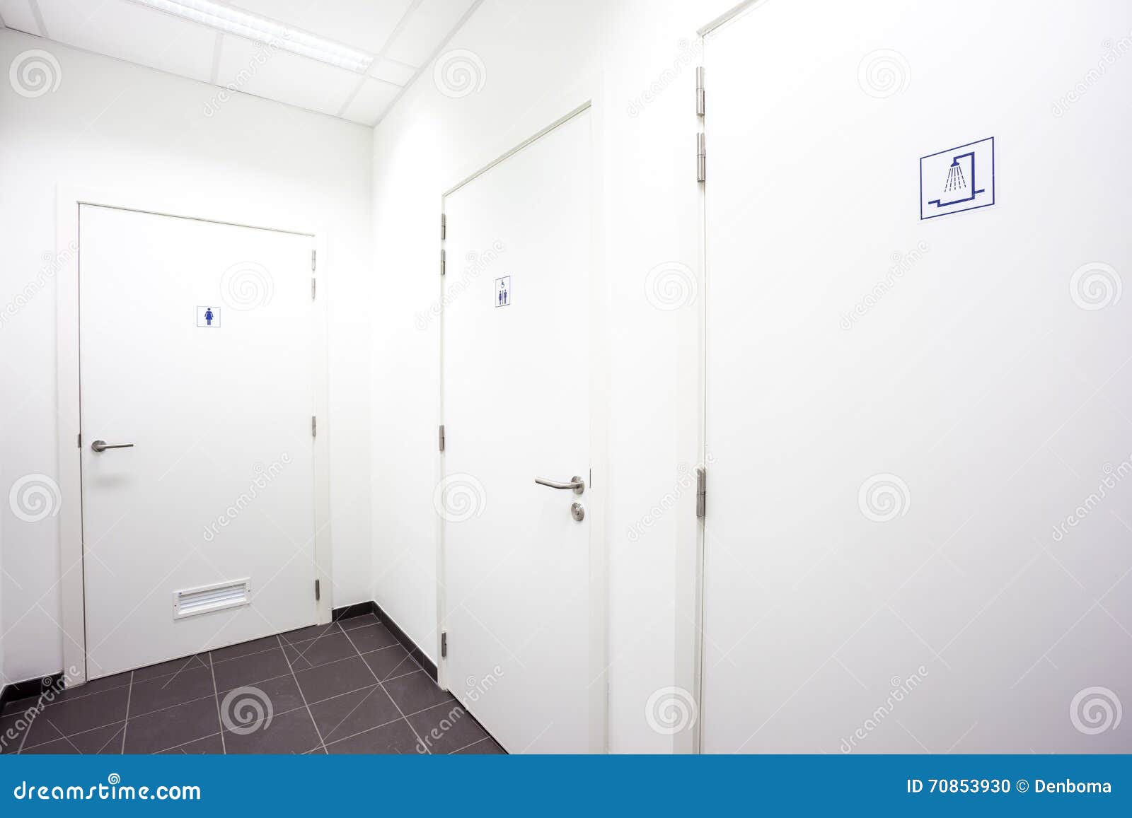 Gang aan toilet stock foto. Image of mensen, zaal, richting - 70853930