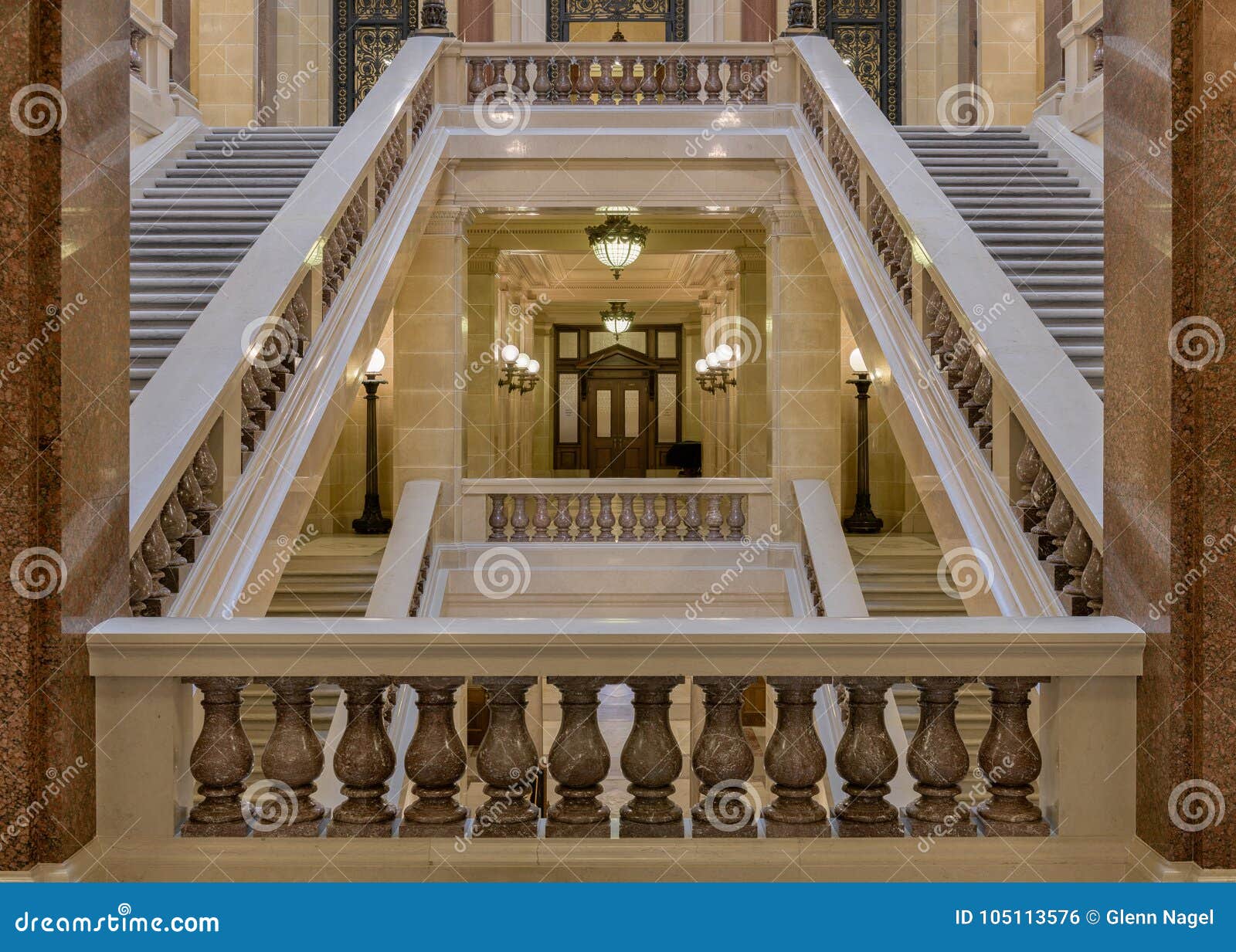 Gang Binnen Trap Bij Het Capitool Van De Staat Van Wisconsin ...