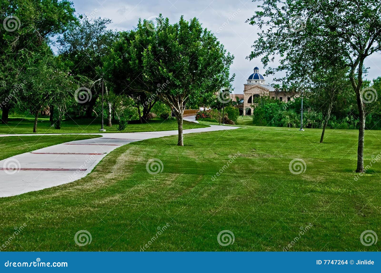 Gang in Universitaire Campus Stock Foto - Image of blauw, getrimd: 7747264