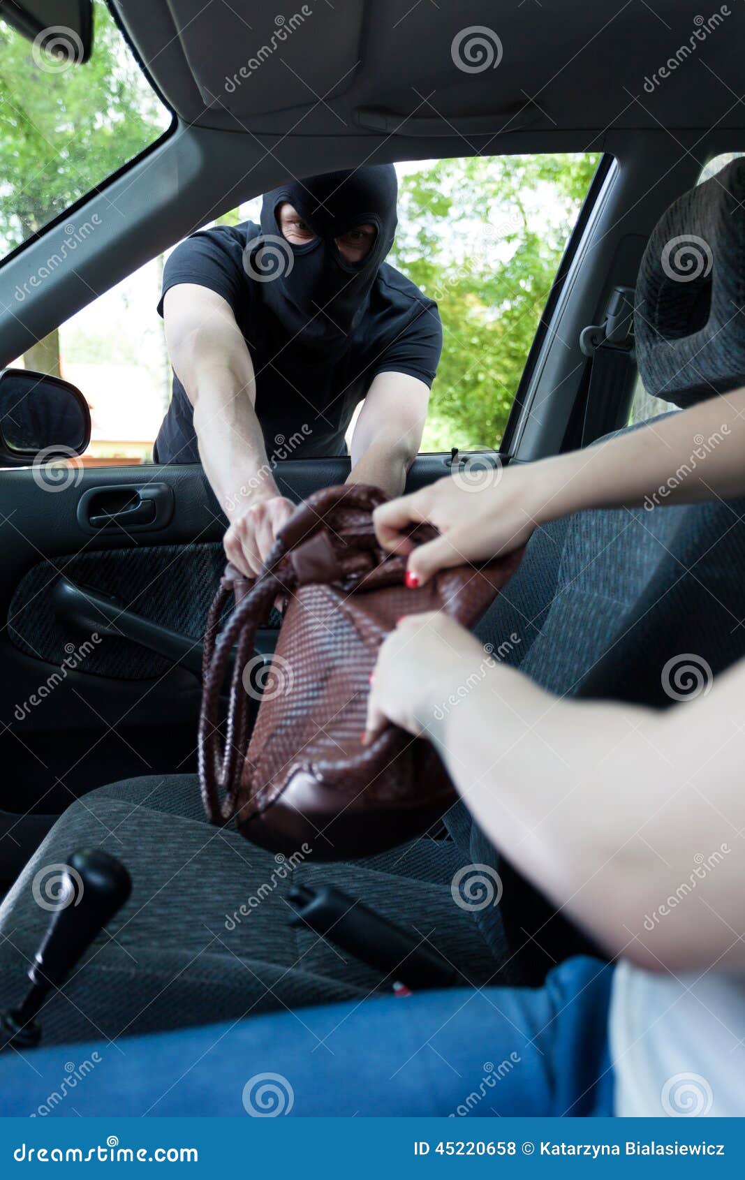 Gangster Greift Frauen Im Auto an Stockfoto - Bild von männer, räuber ...