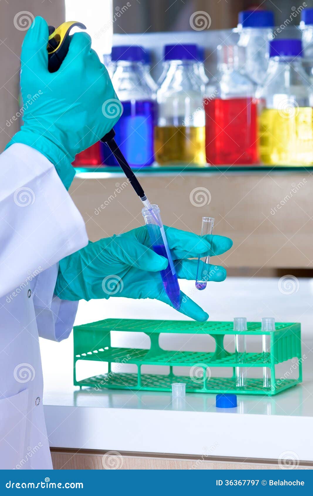 Gants De Port De Technicien De Laboratoire Utilisant Une Pipette Image ...