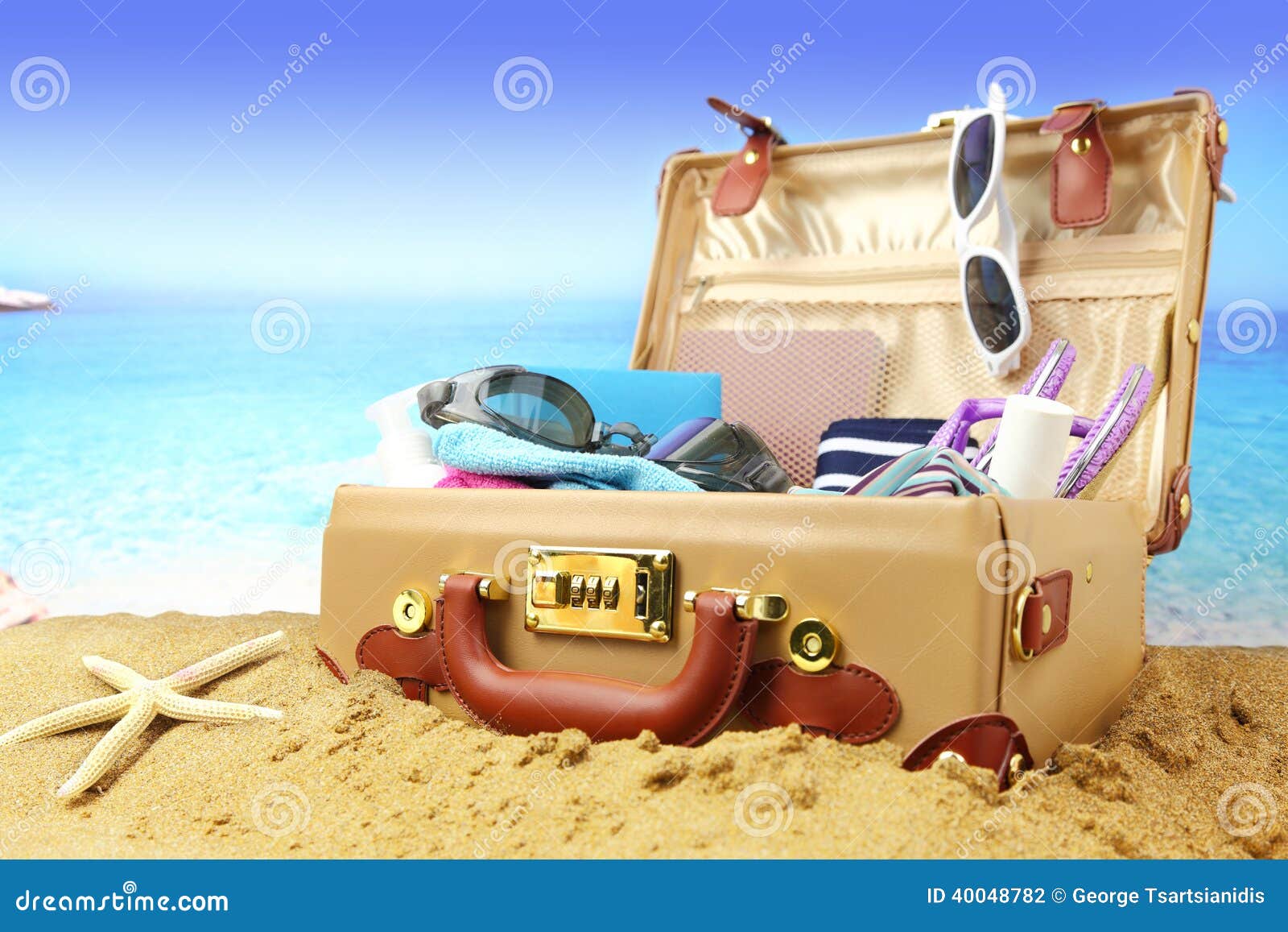 Ganz offener Koffer stockfoto. Bild von entspannung, abenteuer - 40048782