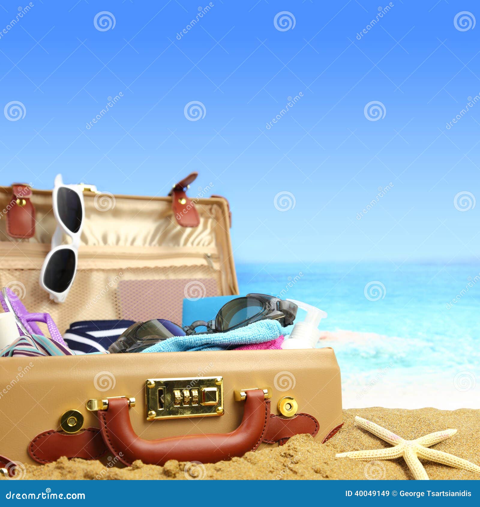 Ganz offener Koffer stockbild. Bild von kleidung, braun - 40049149