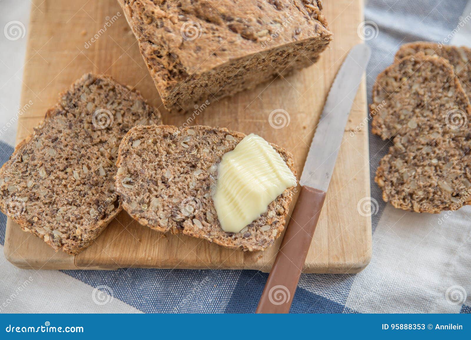 Ganzes Kornbrot mit Butter stockbild. Bild von mais, vorstand - 95888353
