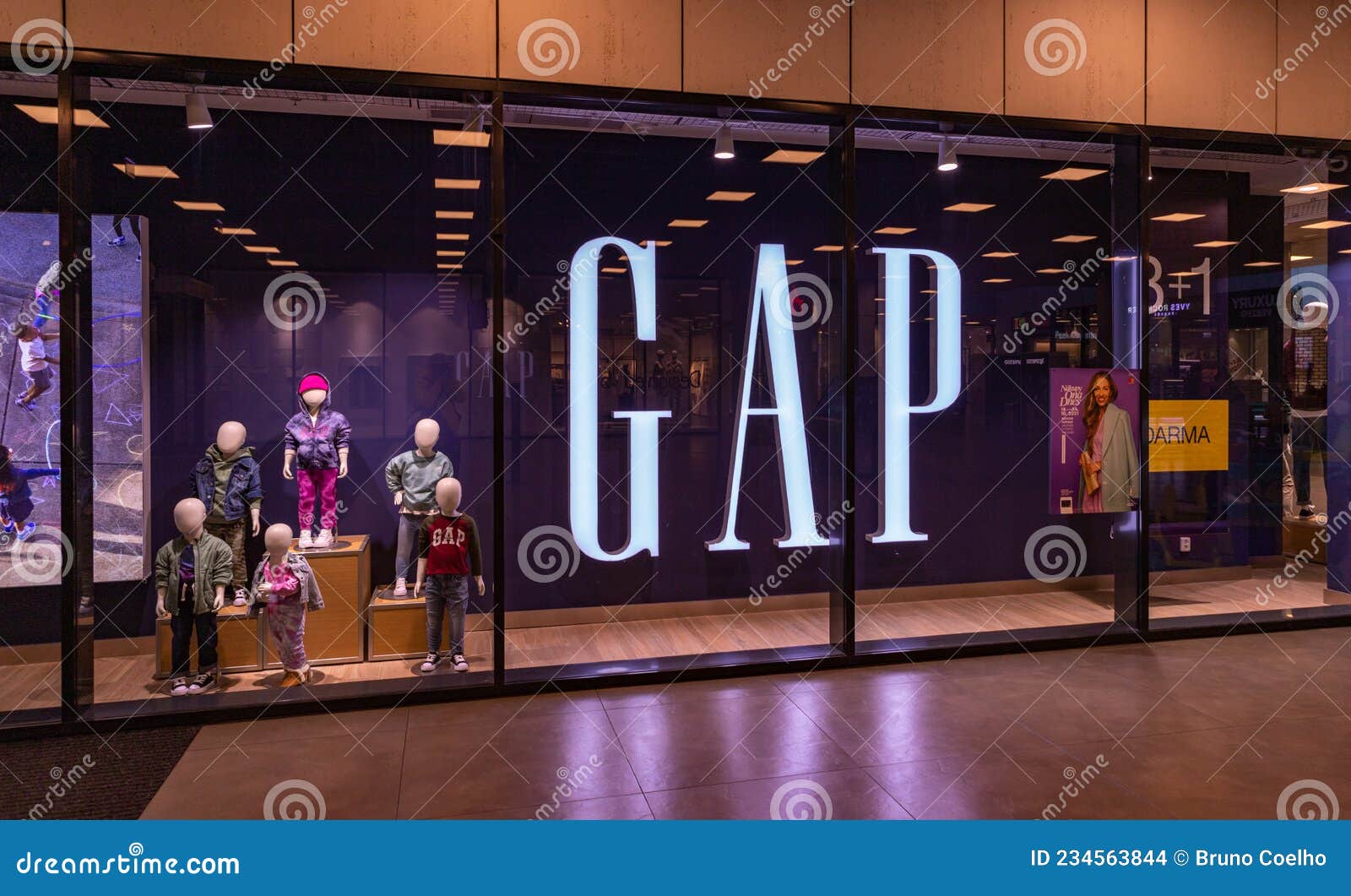 GAP Store editorial stock image. Image of children, forum - 234563844
