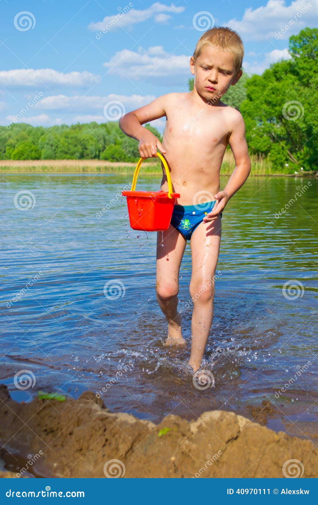 Garçon Avec Un Seau De Leau Image Stock Image Du Action Frais 40970111