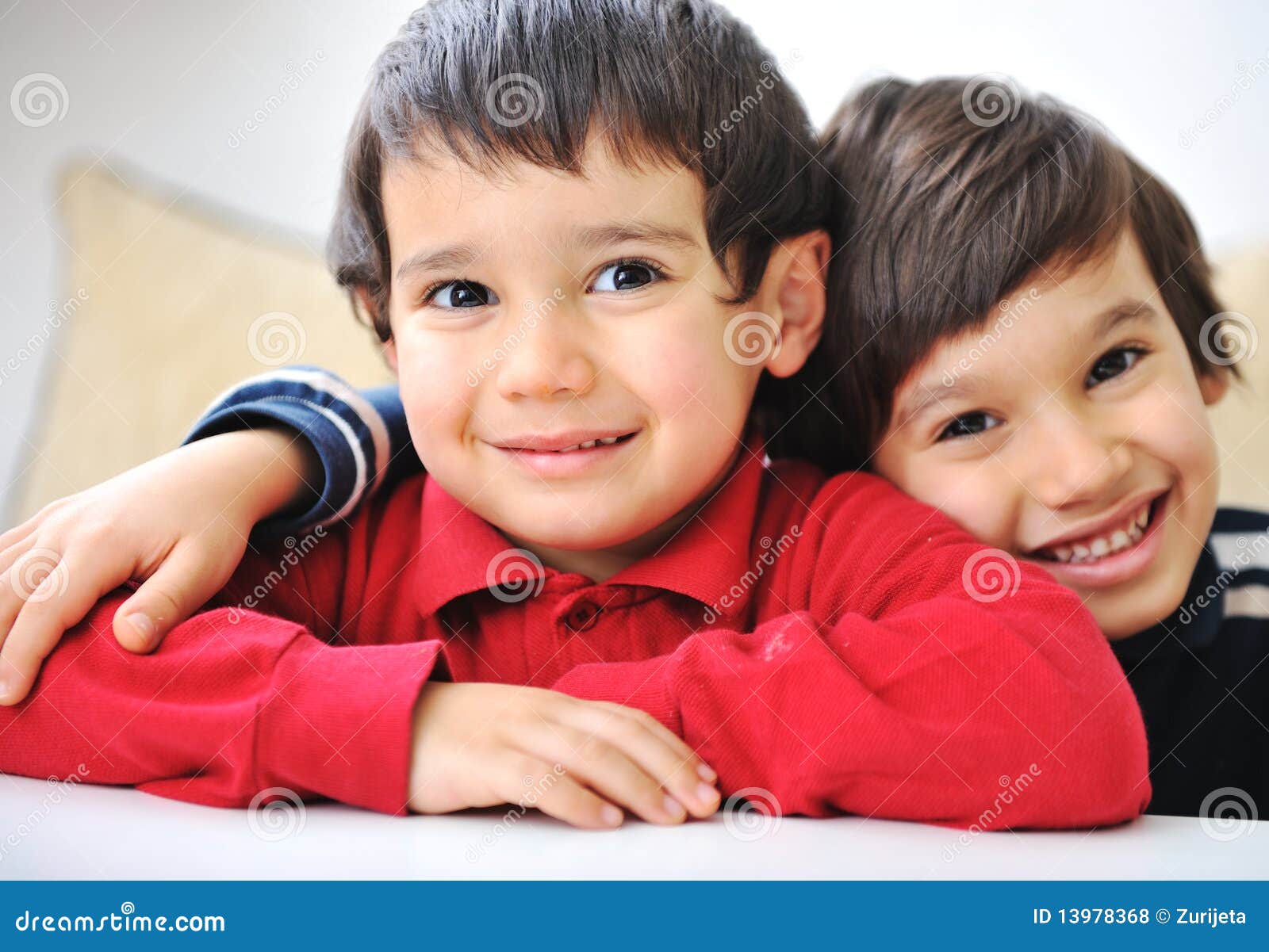 Garçon du petit gosse deux photo stock. Image du gosse - 13978368