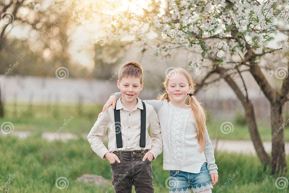 Garçon et amie photo stock. Image du couples, émotion - 70236108