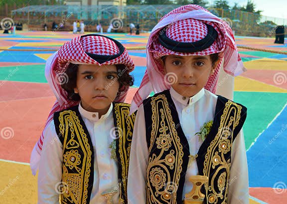 Garçons Dans Le Style Arabe Image stock éditorial - Image du type ...