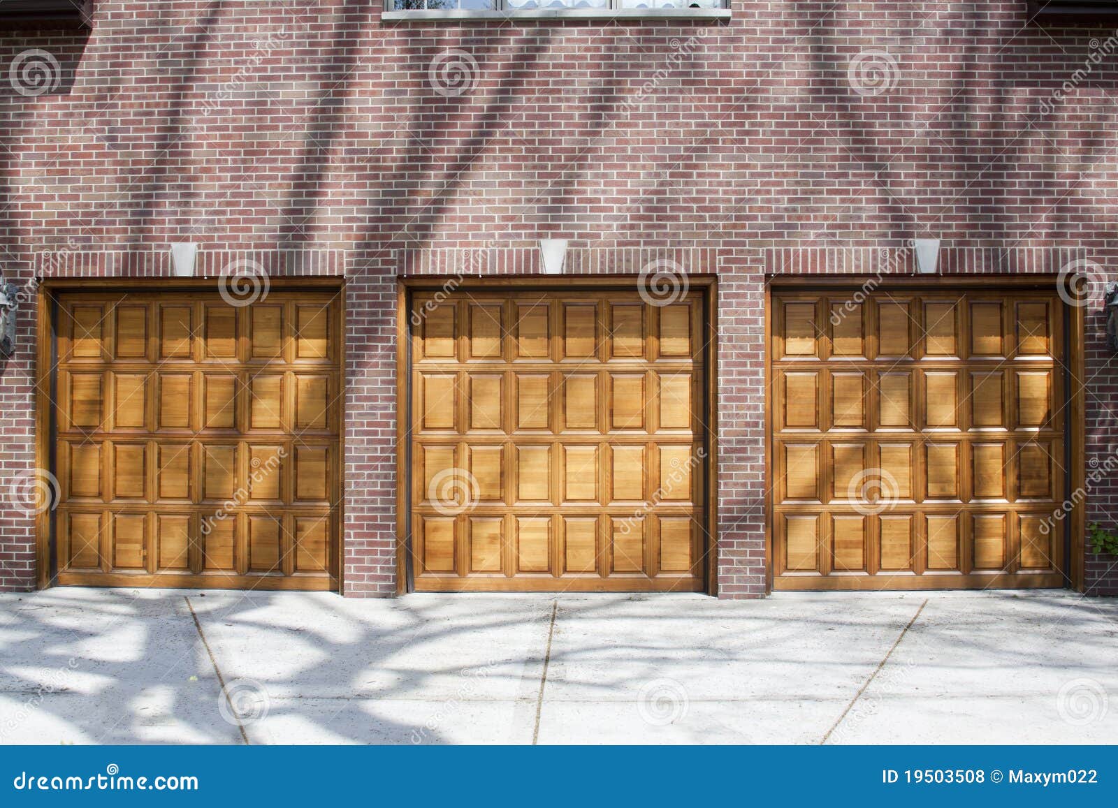 Garage photo stock. Image du stationnement, étage, architecture - 19503508
