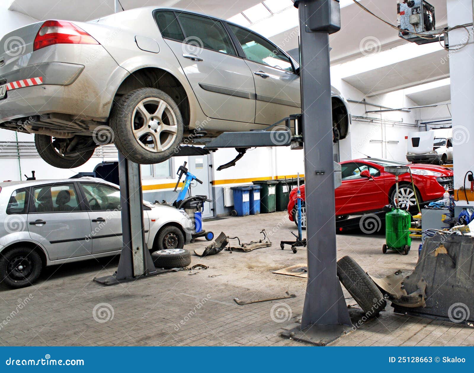 Garage Automobile De Service Image stock - Image du automobile, levage ...