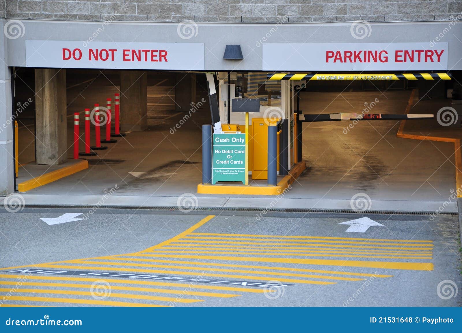 Garagem De Estacionamento Da Entrada Foto de Stock - Imagem de fechado ...