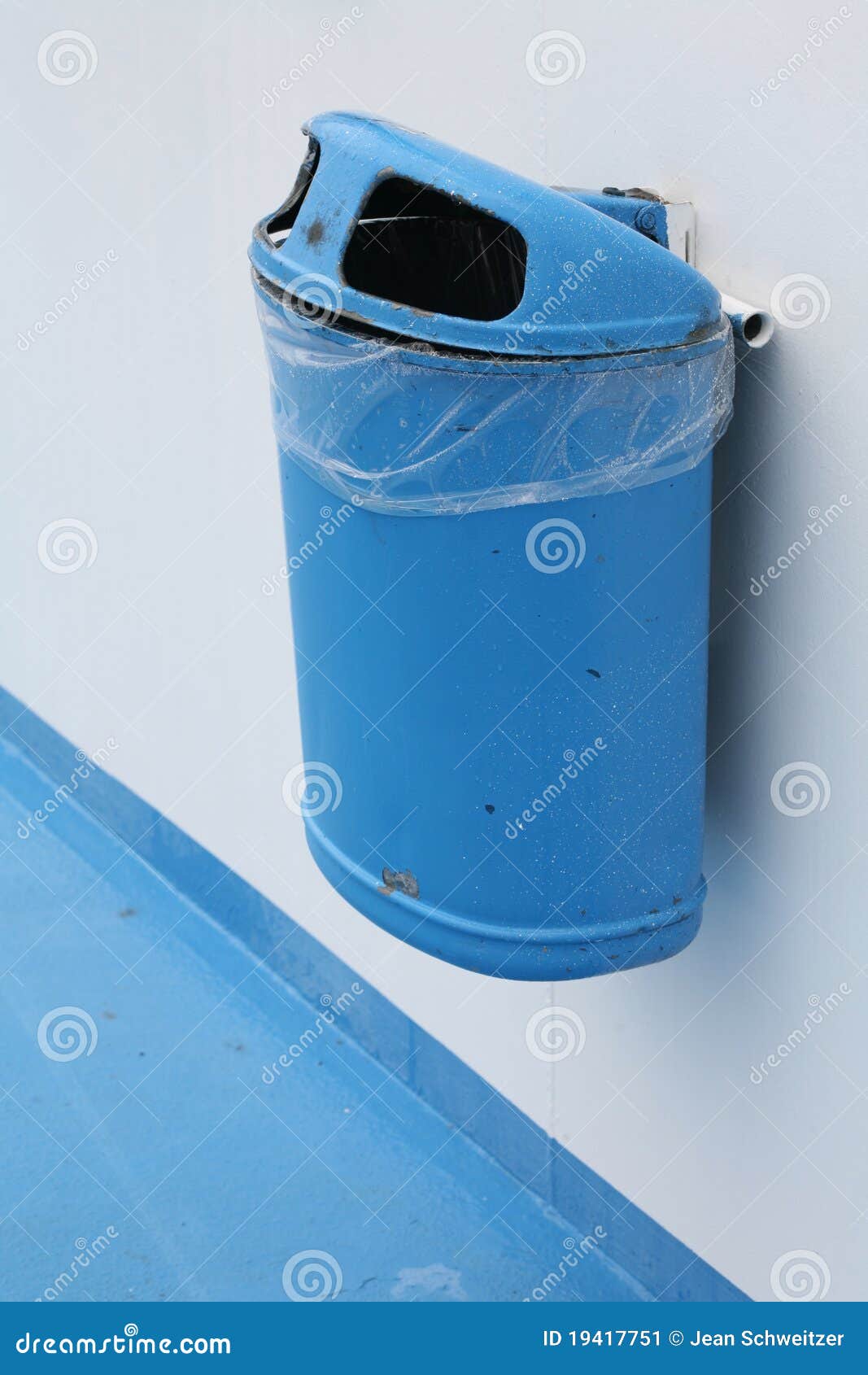 Garbage can stock image. Image of urbanised, material - 19417751