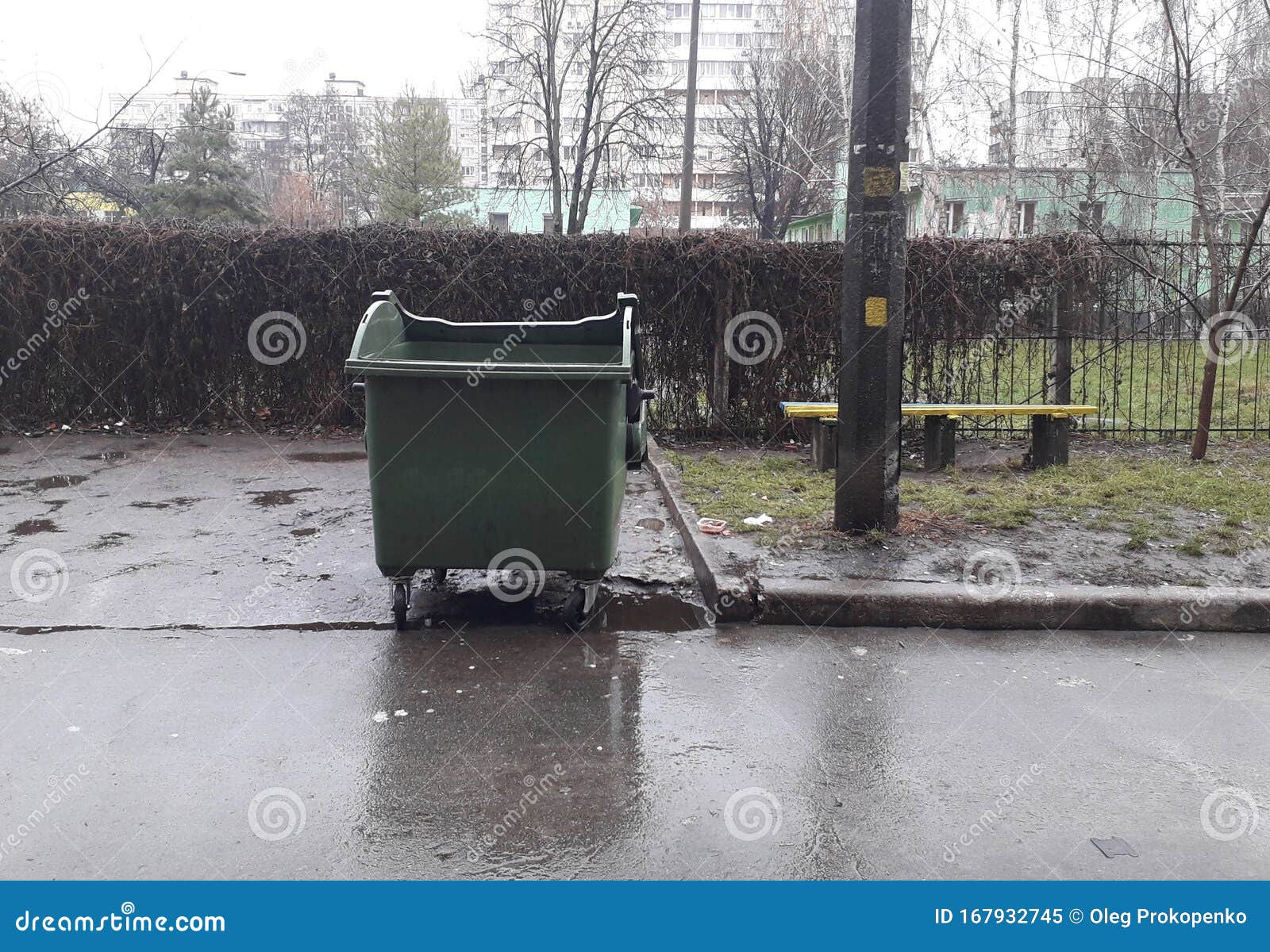 Garbage Containers Bins Stand on the Street in Front of the House 库存图片 ...
