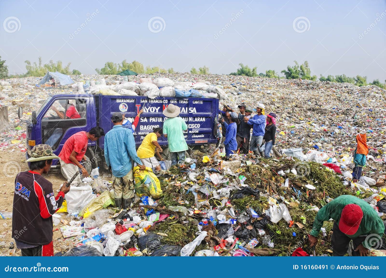 Garbage Scavengers editorial photo. Image of pollution - 16160491